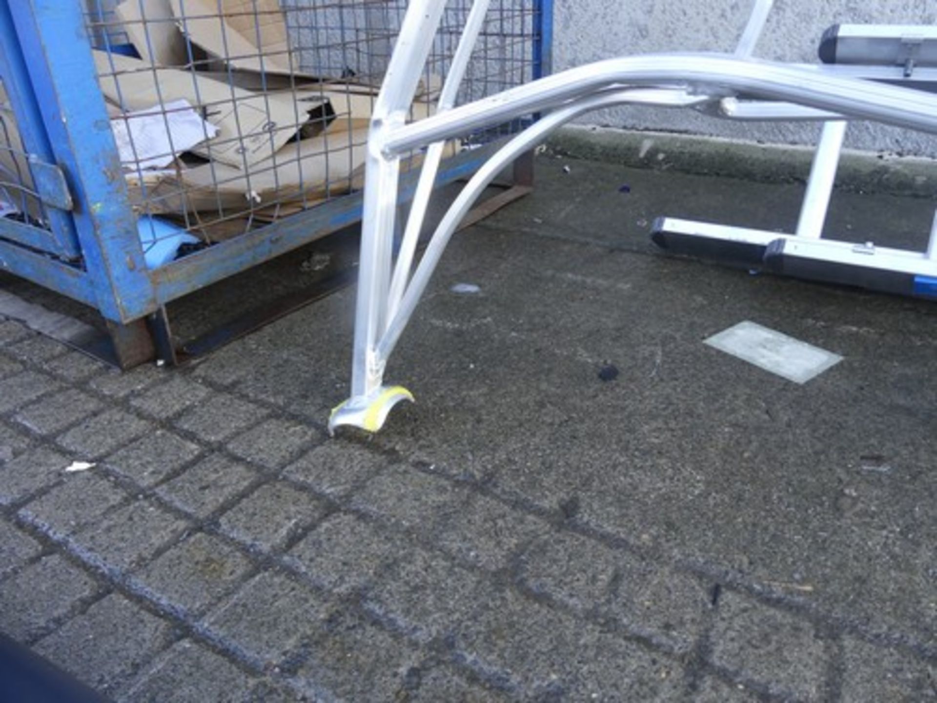 1 x Hendon aluminium tripod ladder, model: GMF-360, 12ft, damage to leg ...