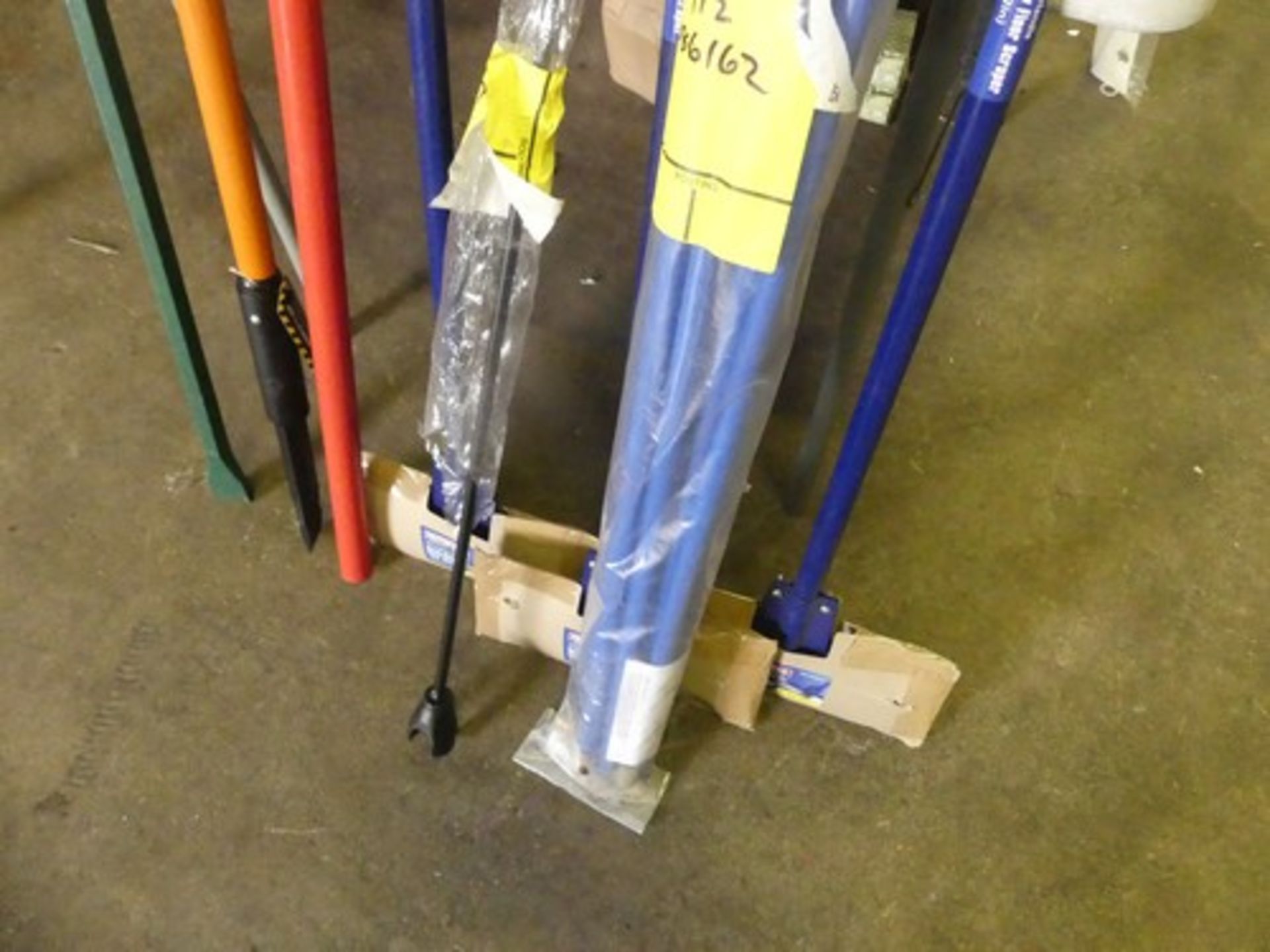 A contractors lot, including 1 x Faithfull insulated crow bar with ...