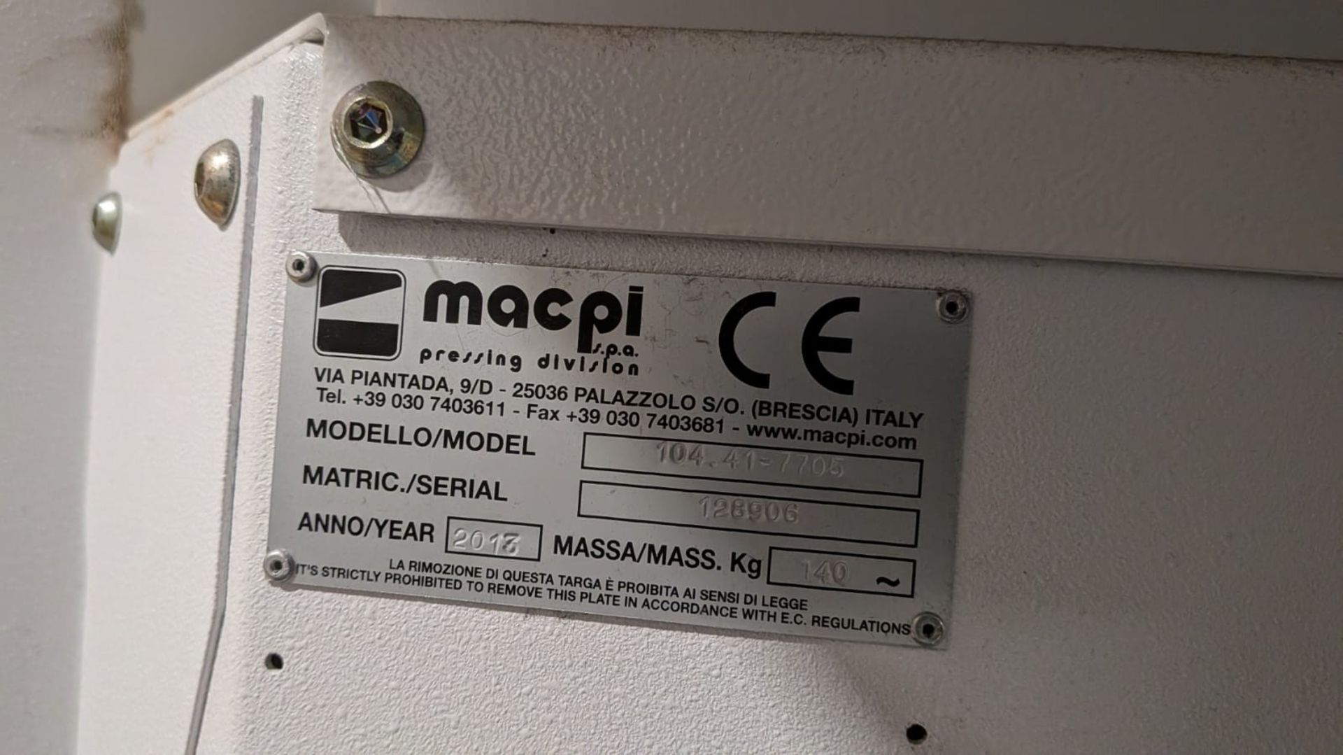 *Macpi steam and vacuum table with two hand irons