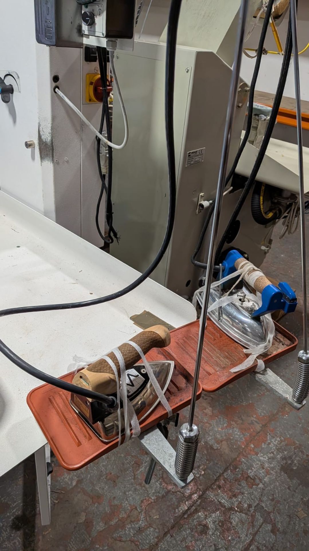*Macpi steam and vacuum table with two hand irons