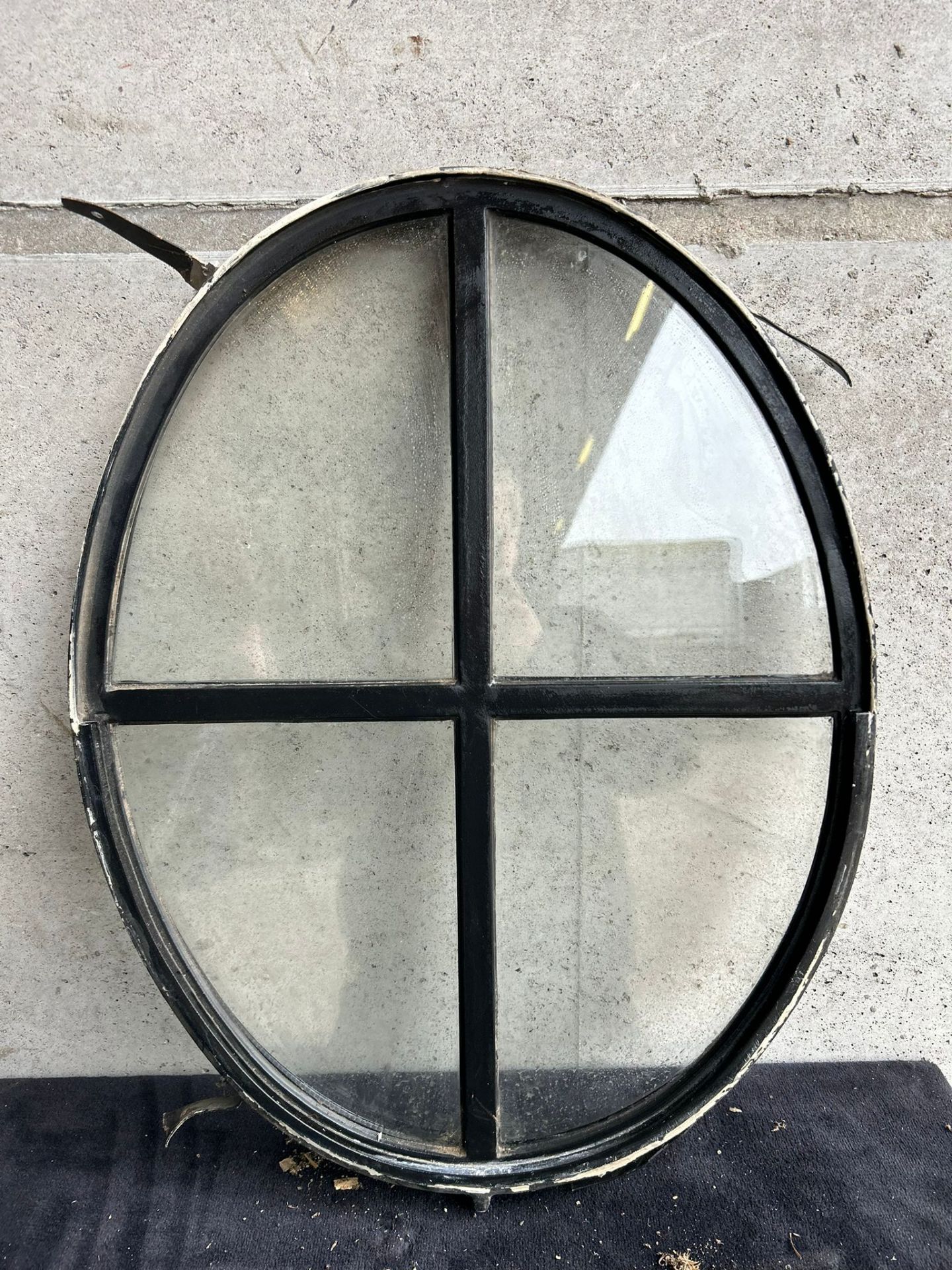 Oval window in wrought iron Fenêtre ovale en fer forgé Ovaal raam in ...