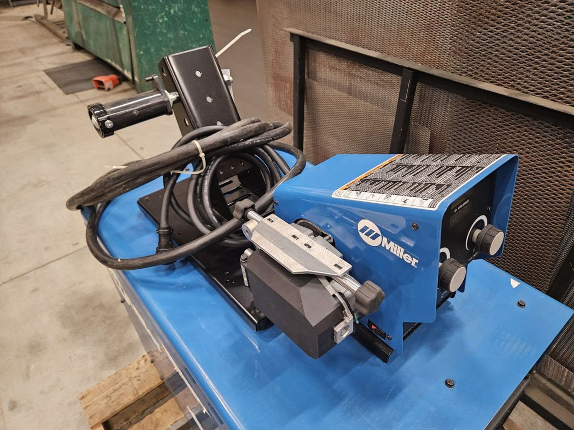 Miller Deltaweld 452 Mig Welding Power Source, S/N LE315835 w/ New 70 ...