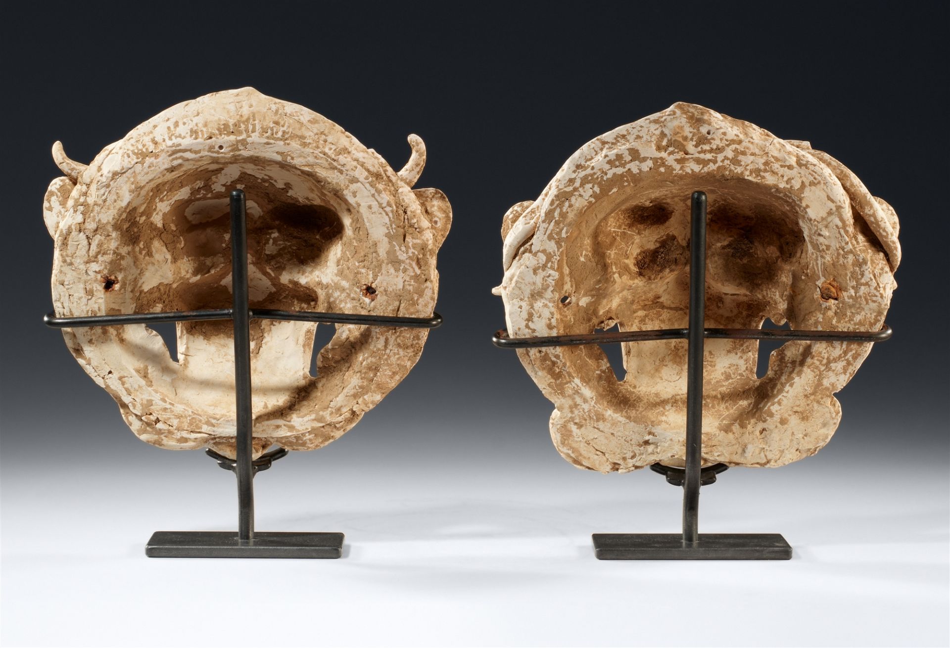 Paar Erdgeist-Masken. Terrakotta. Tang-Zeit (618-907)Aus hellem Ton mit Resten farbiger Pigmentbe