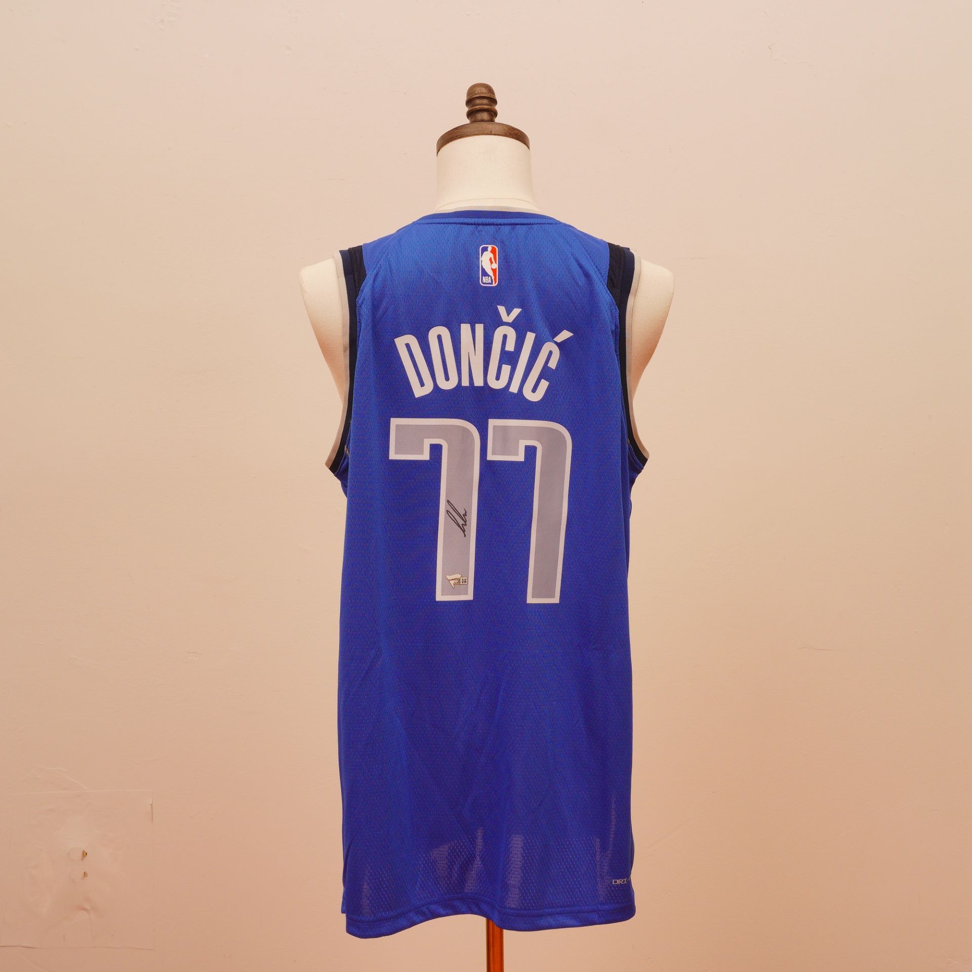 Blue Dallas Mavericks Nike jersey signed by Luka Doncic, number 77 ...