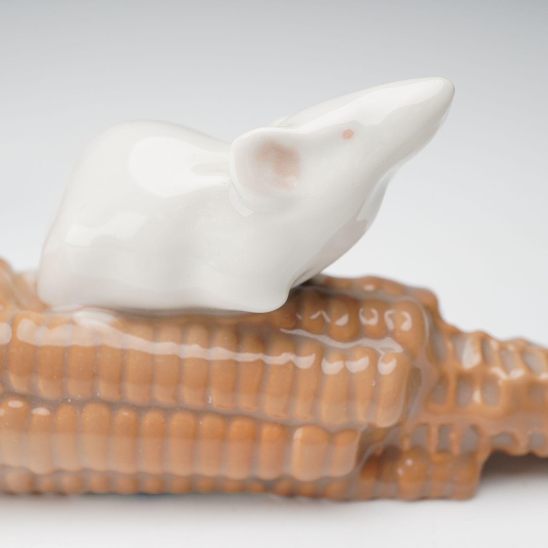 This 3 piece set features porcelain mouse figurines from Bing and ...