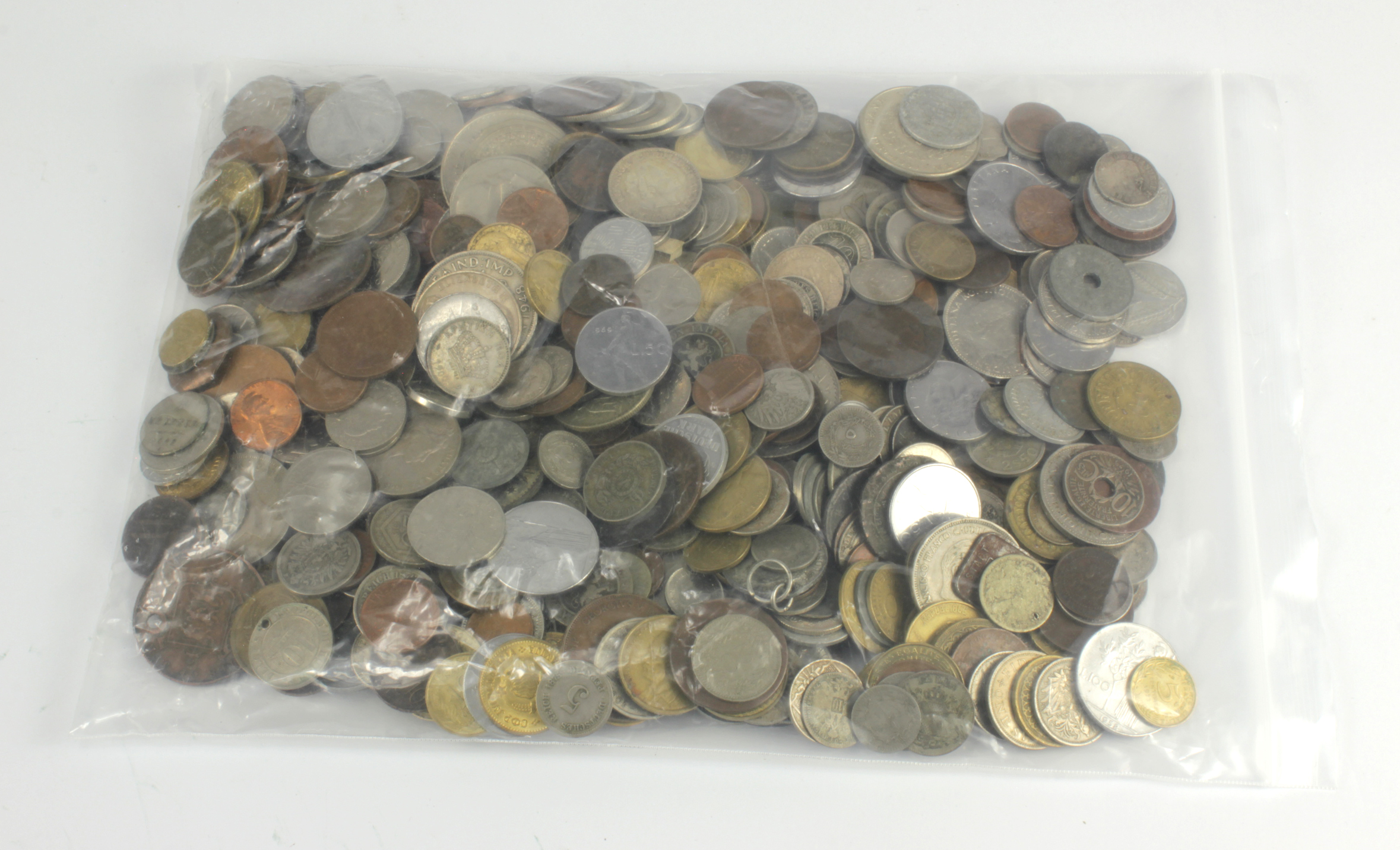 World Coins approx. 2.3KG, silver noted.