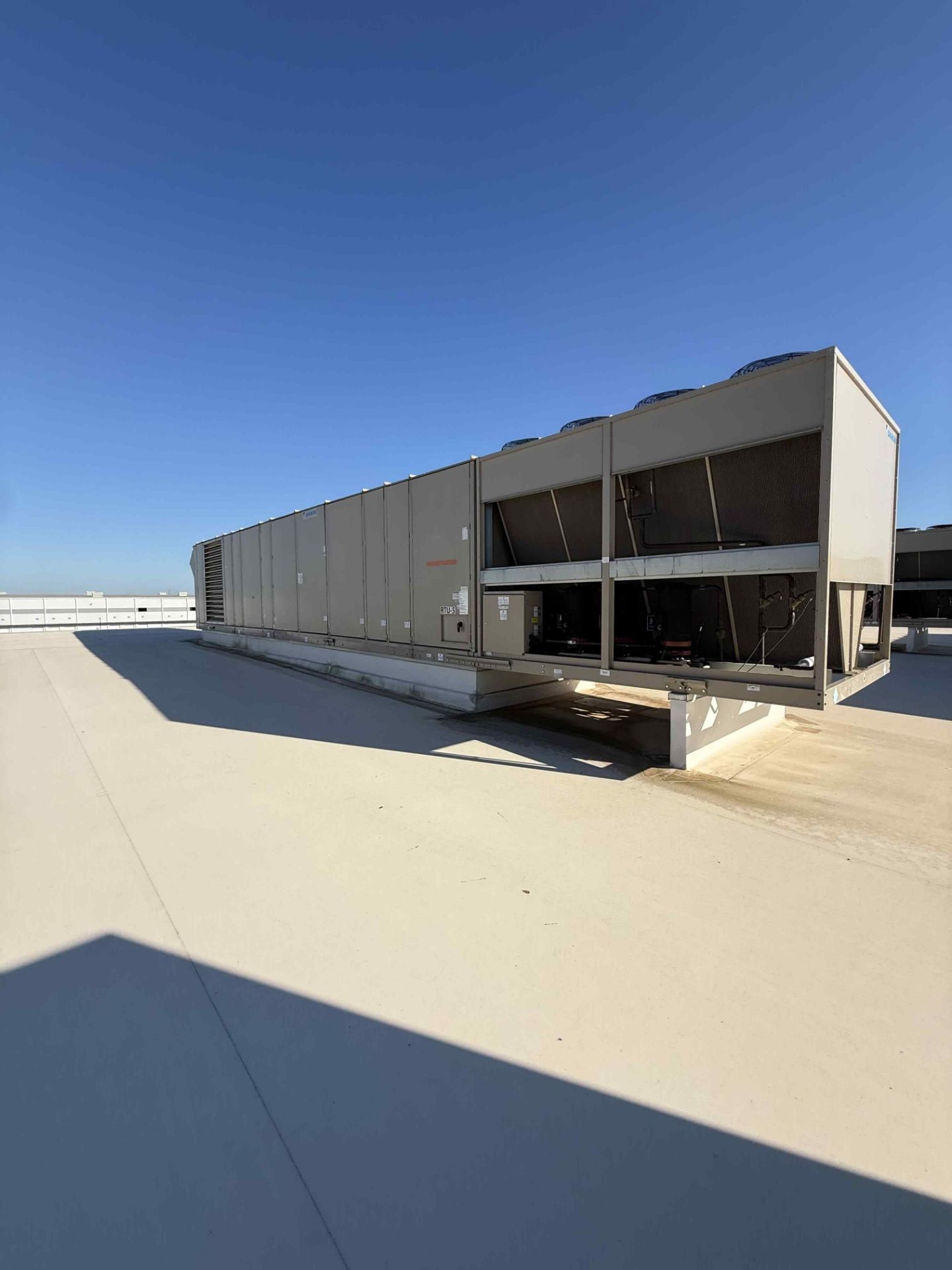 Offered is RTU-5, a Daikin RPS130D packaged rooftop system designed for ...