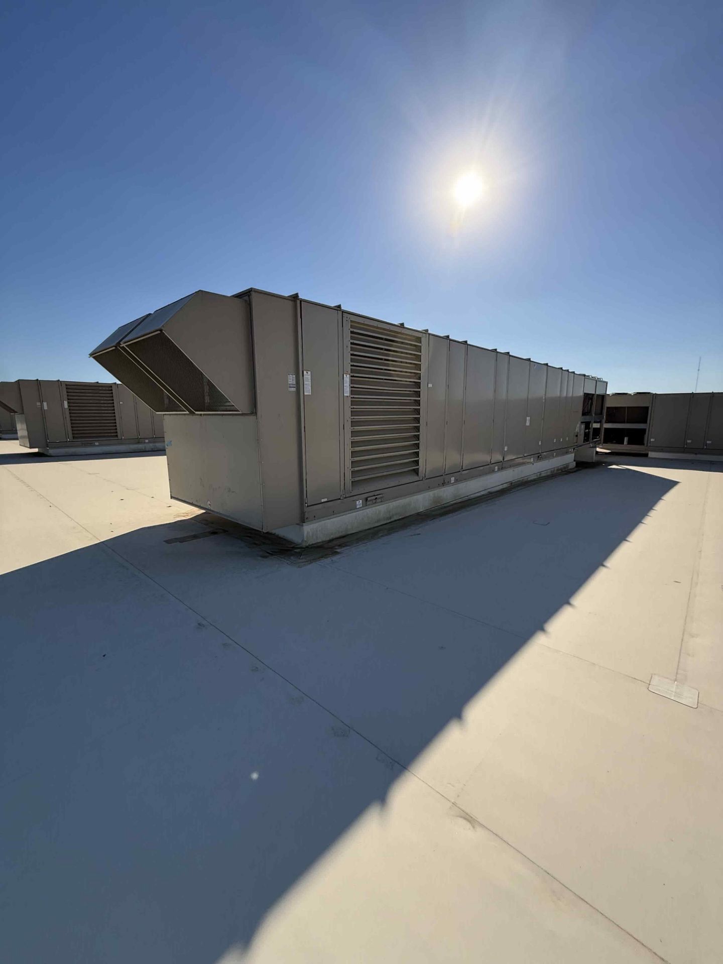 Offered is RTU-3, a Daikin RPS130D packaged rooftop system designed for ...