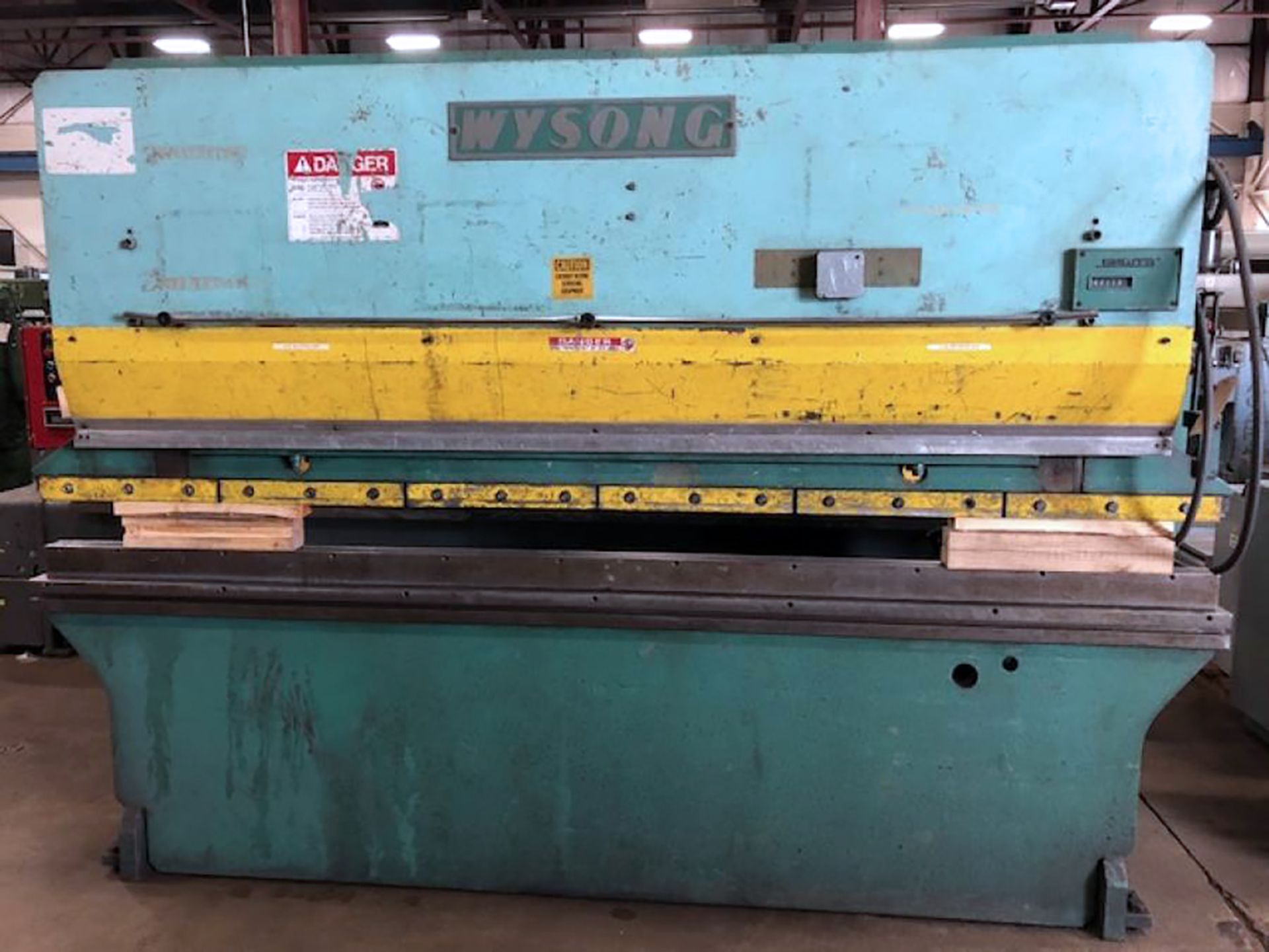 Wysong HF100 Press Brake Description Capacity: 100 Tons Bed Length: 10 ...