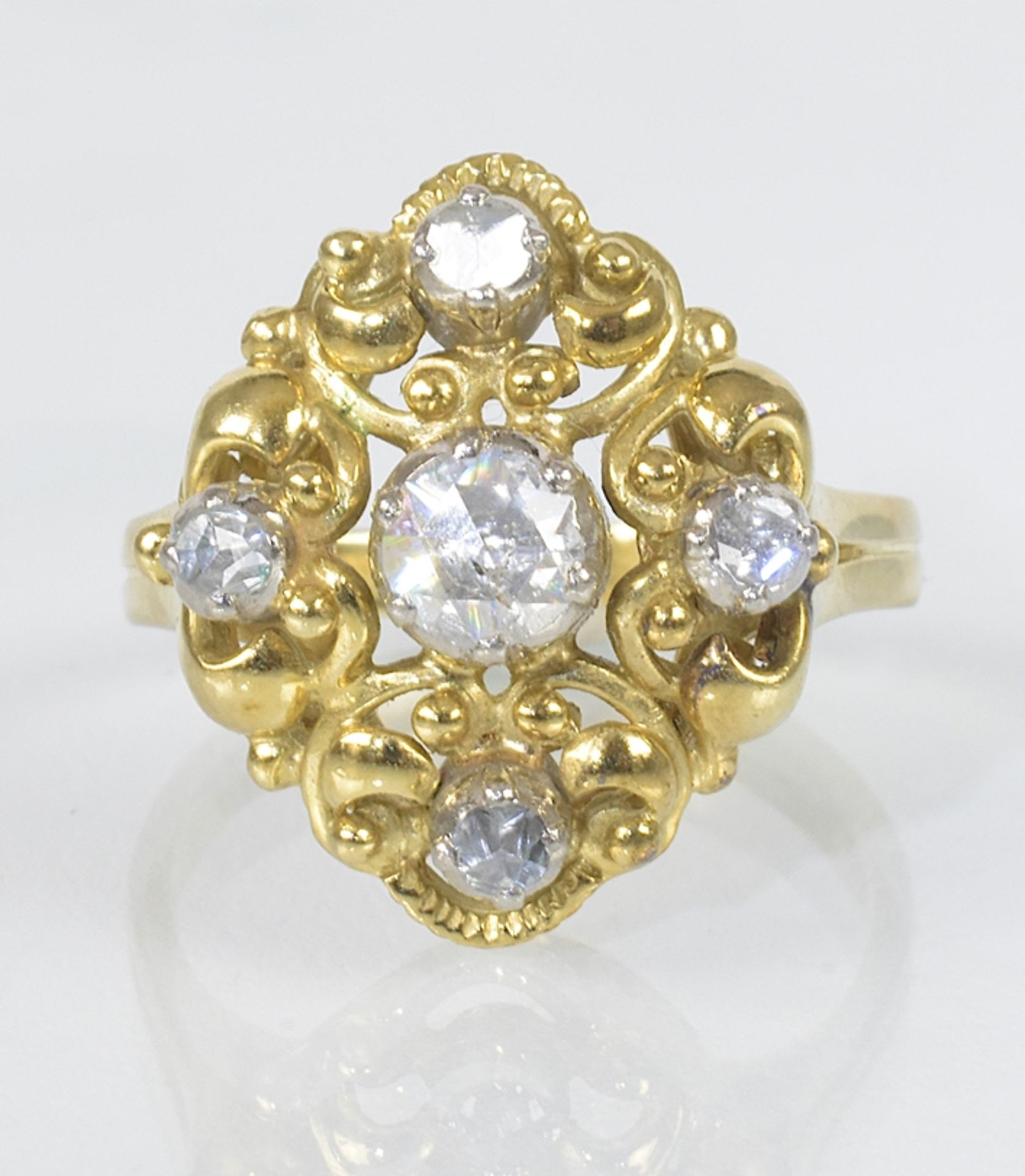 Klassischer 'Ulmer' Ring. Diamantring in meisterlicher Verarbeitung. 14 ...