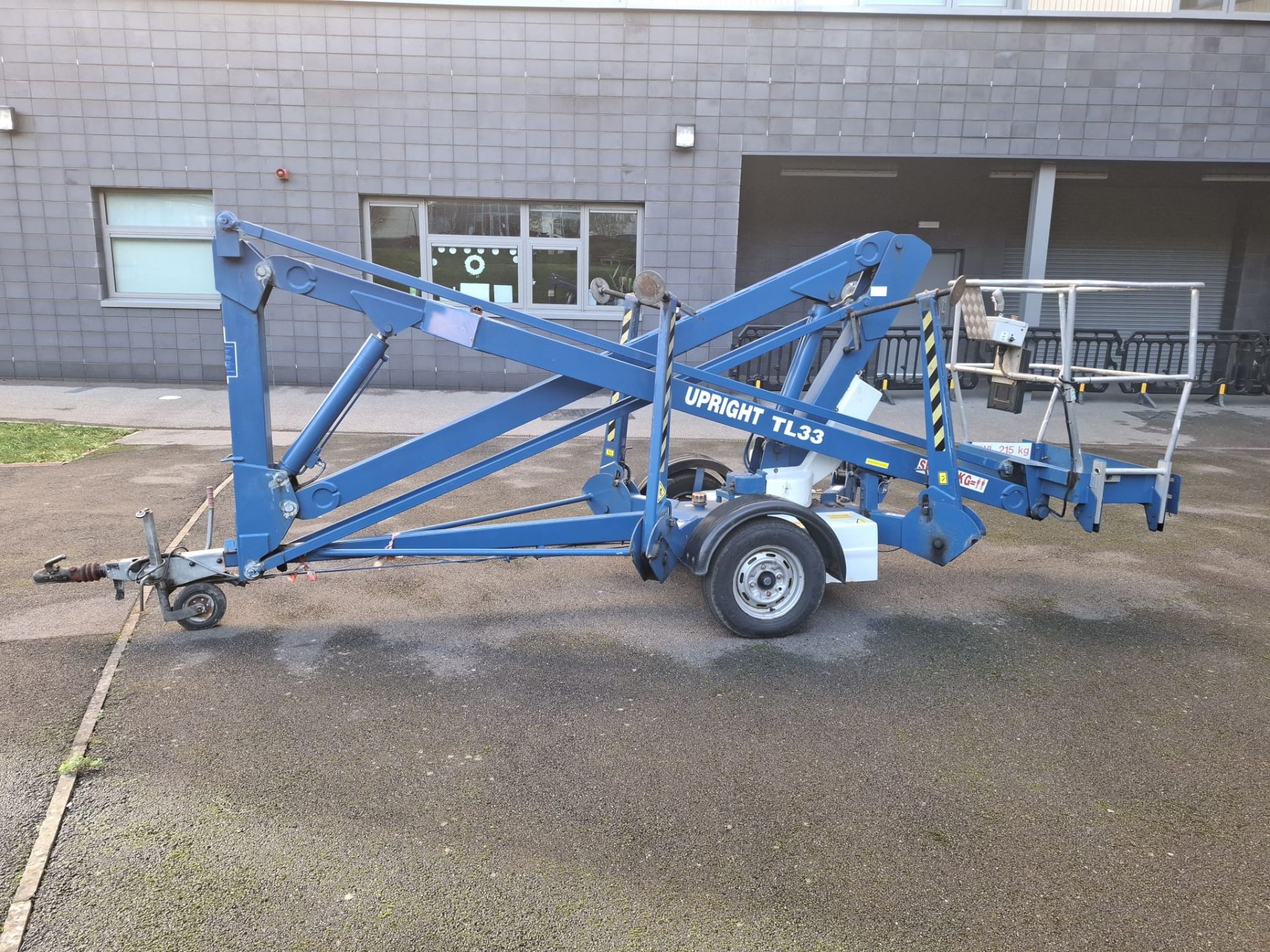Upright TL33 Trailer Mounted Articulated Boom Lift Cherry Picker allow ...