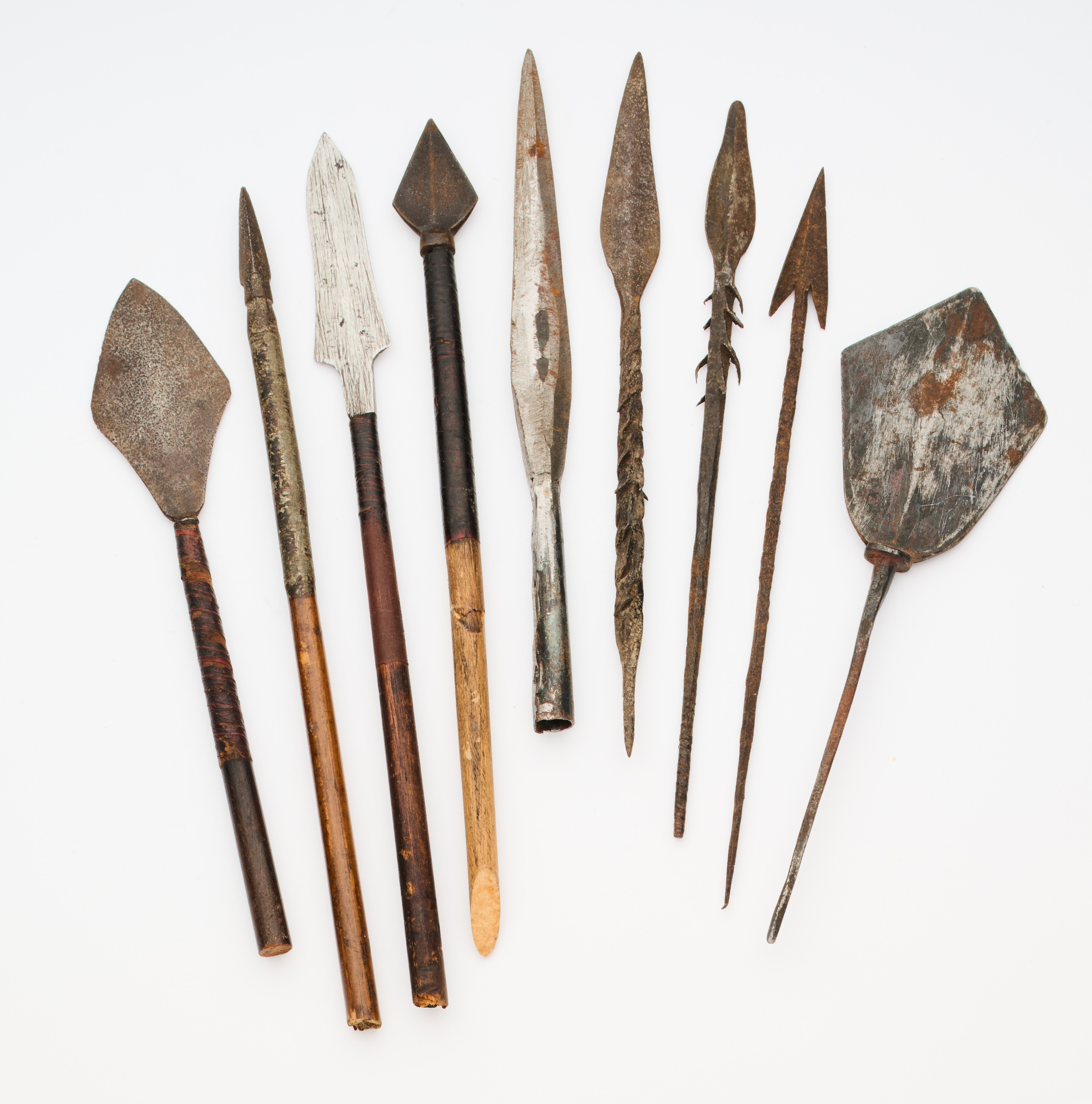 A LARGE COLLECTION OF ARROWHEADS, 18TH/19TH CENTURIES AND LATER ...