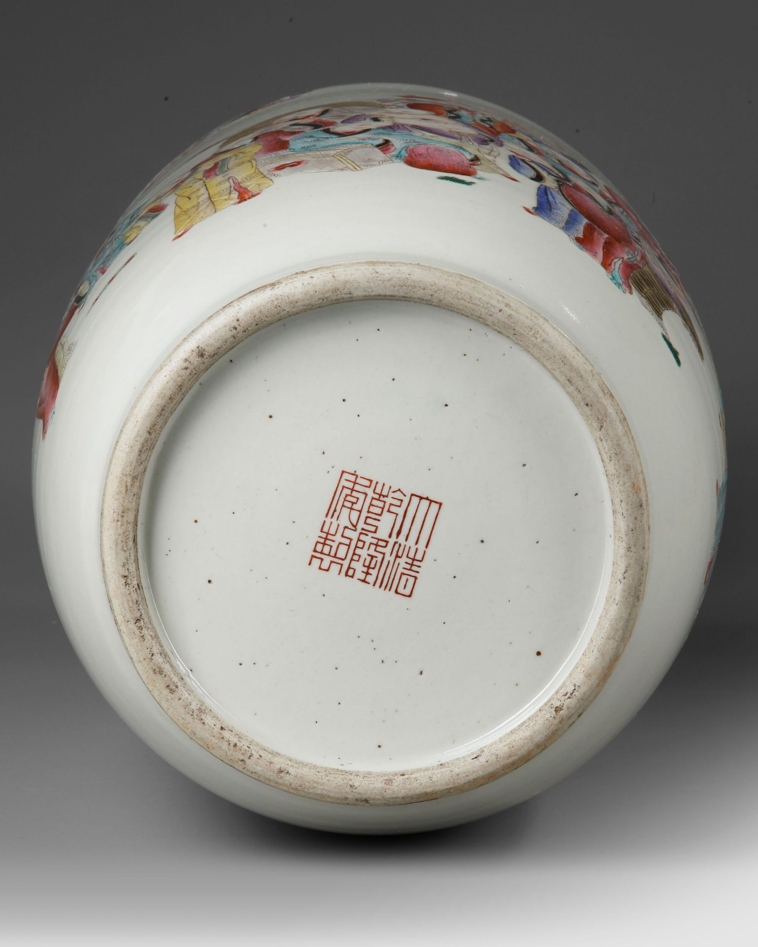 This impressive 19th-century famille rose vase features a tall ...