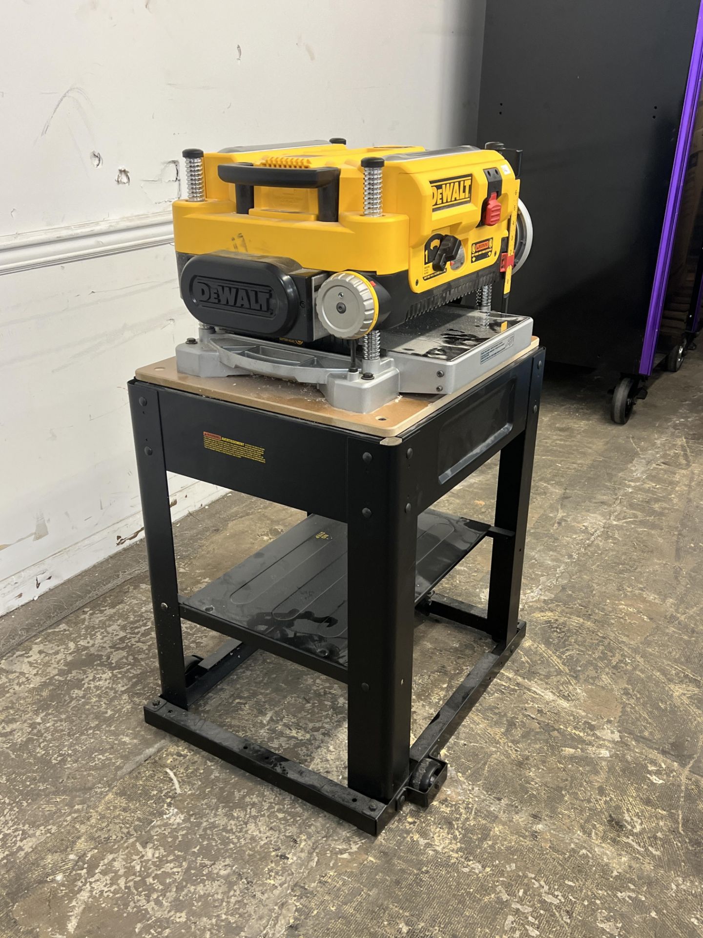 Dewalt DW735 13" Planer. Serial# 2014 42-CT 043076. 120V. Powers on ...