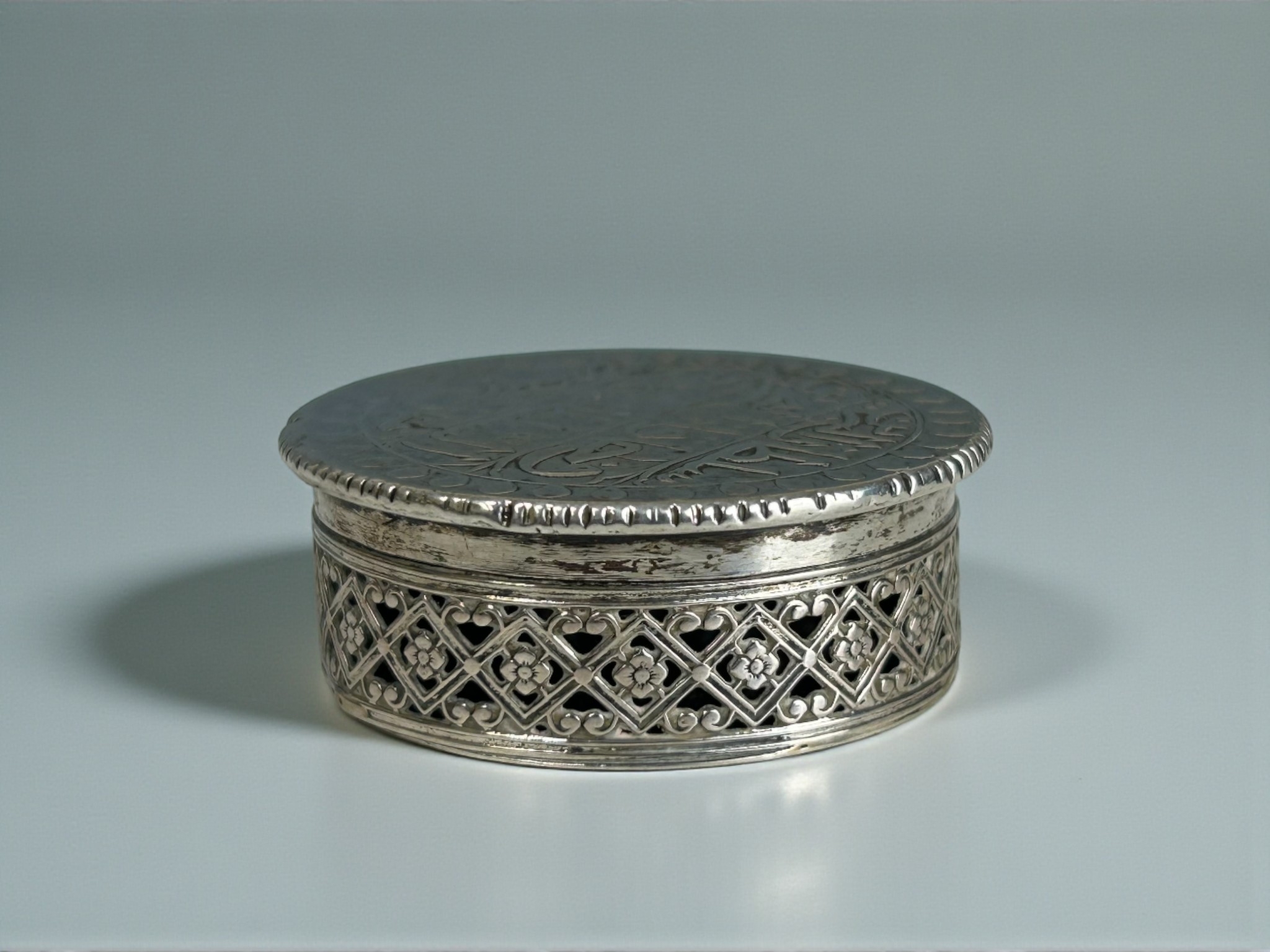 A miscellaneous collection of silver trinket boxes. To include a ...