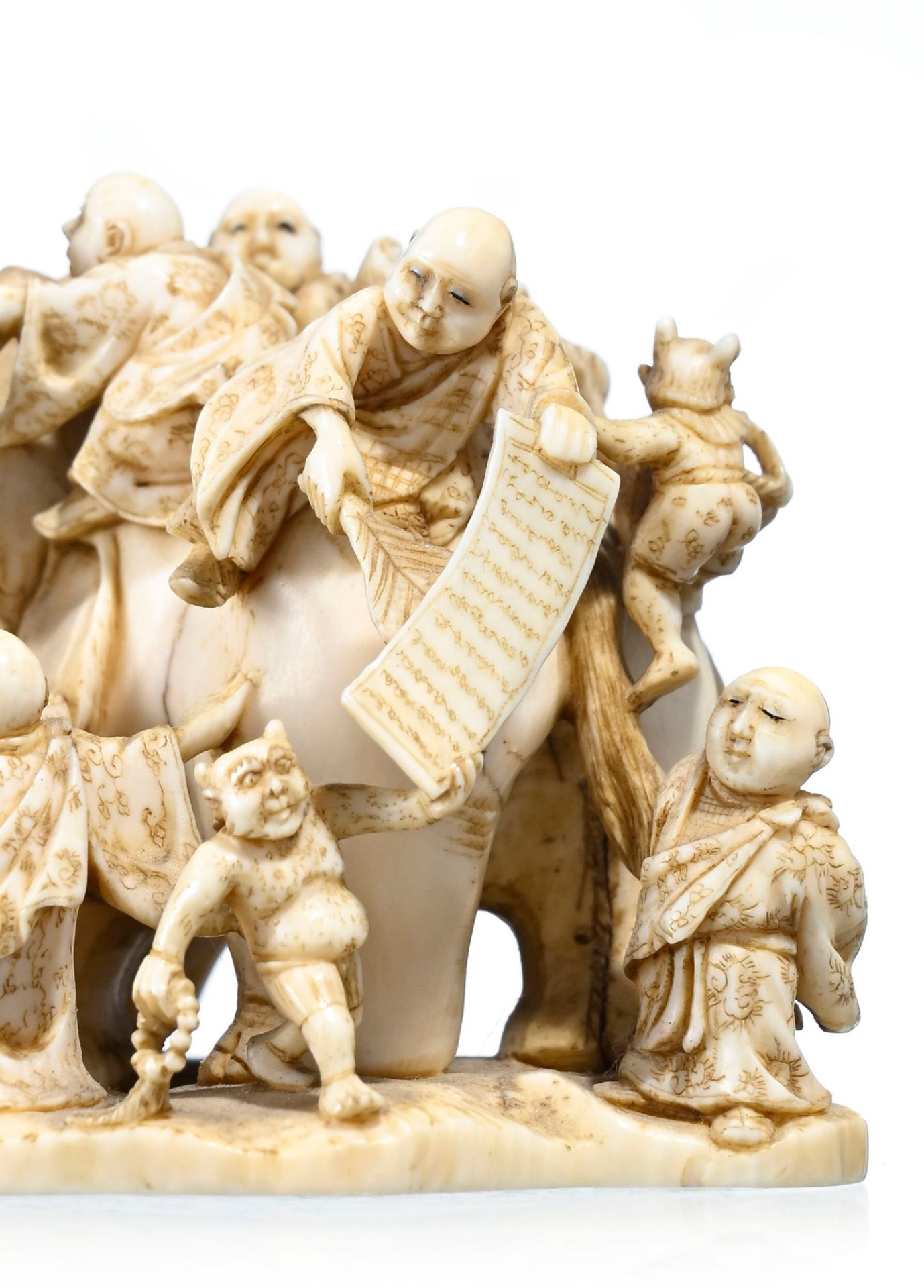 Moines et oni autour d'un éléphant, petit okimono ou netsuke en ivoire ...