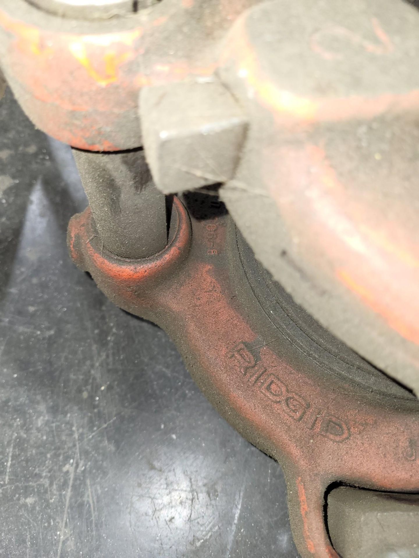 RIGID MODEL 300 POWER DRIVE PIPE THREADER WITH TRISTAND CHAIN VISE AND ...