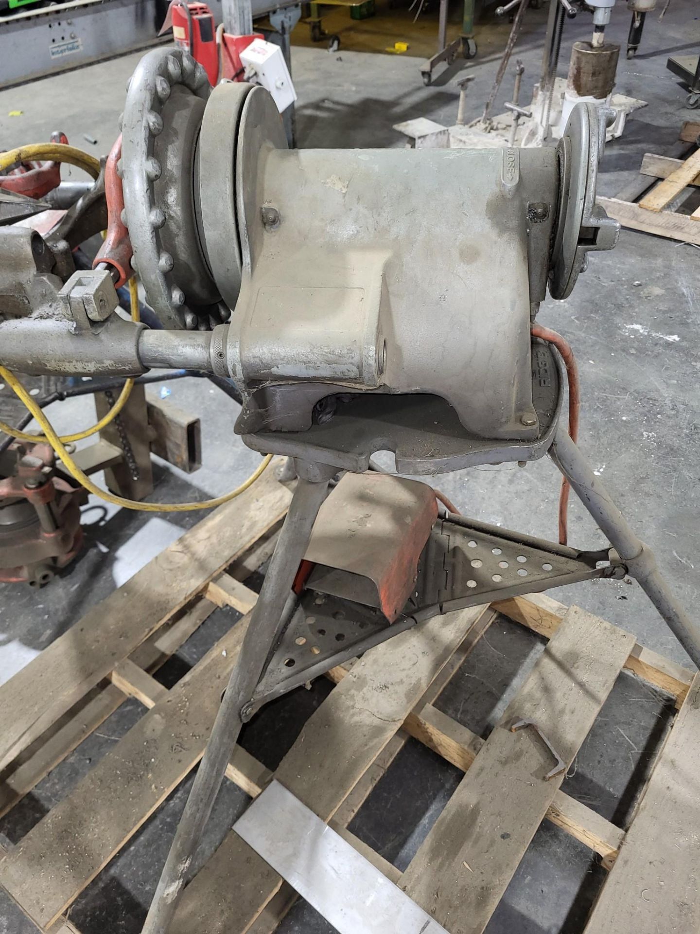 RIGID MODEL 300 POWER DRIVE PIPE THREADER WITH TRISTAND CHAIN VISE AND ...