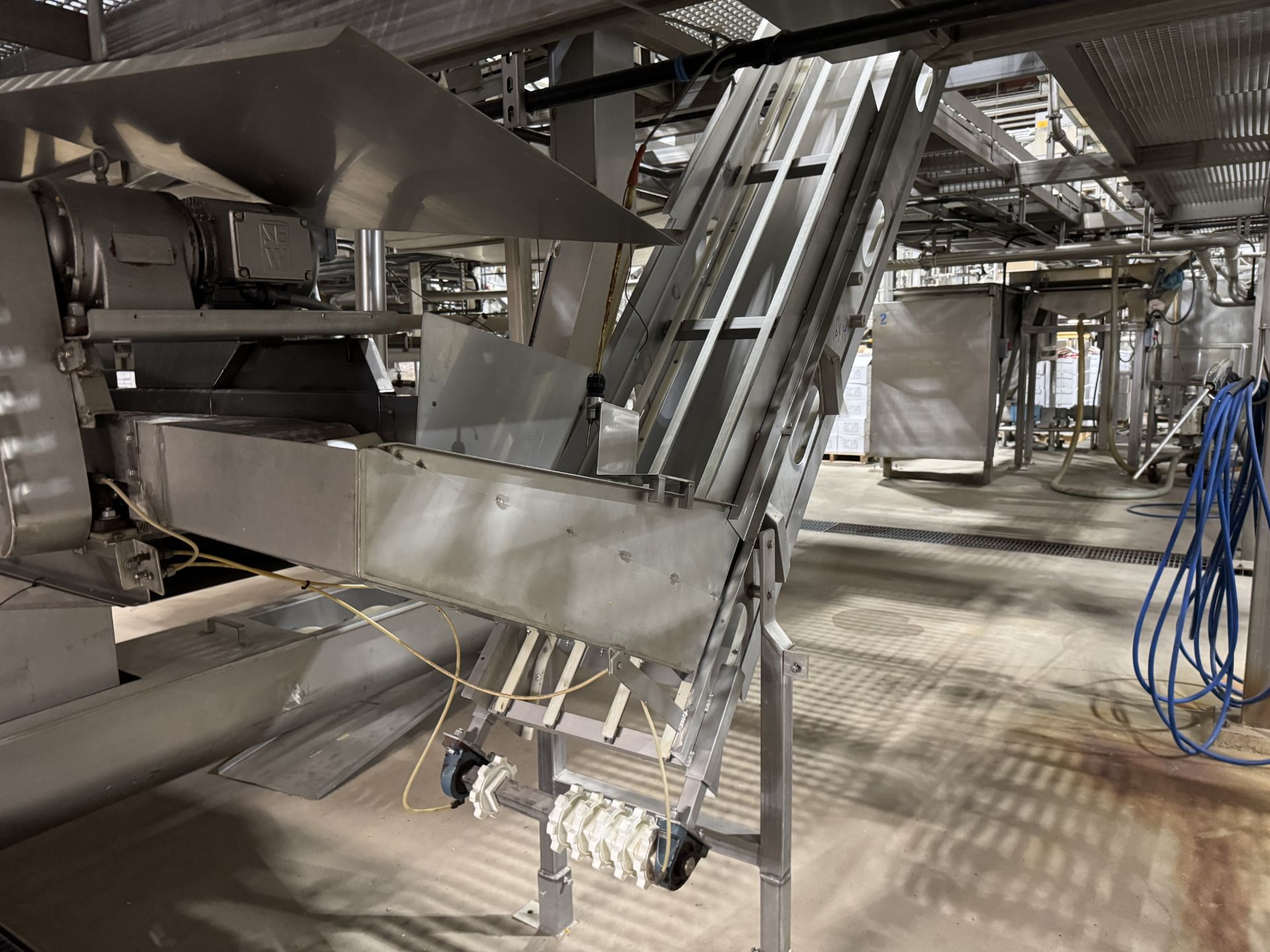 Sanitary Inspection/Distribution Conveyor, Stainless, approx 24" x 35 ...