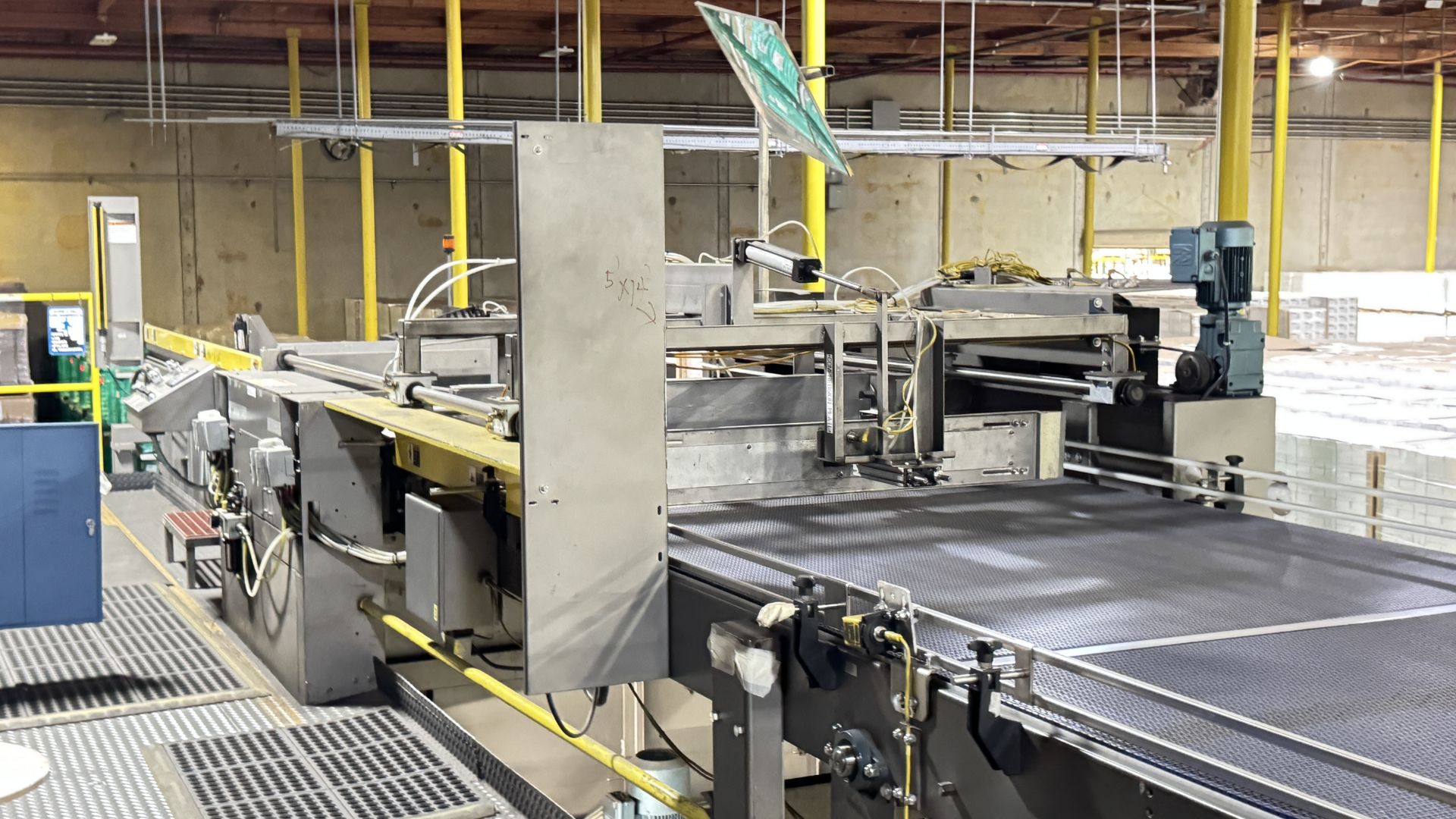 Busse Bulk Bottle Depalletizer, model W5002, s/n 40125524108, High ...