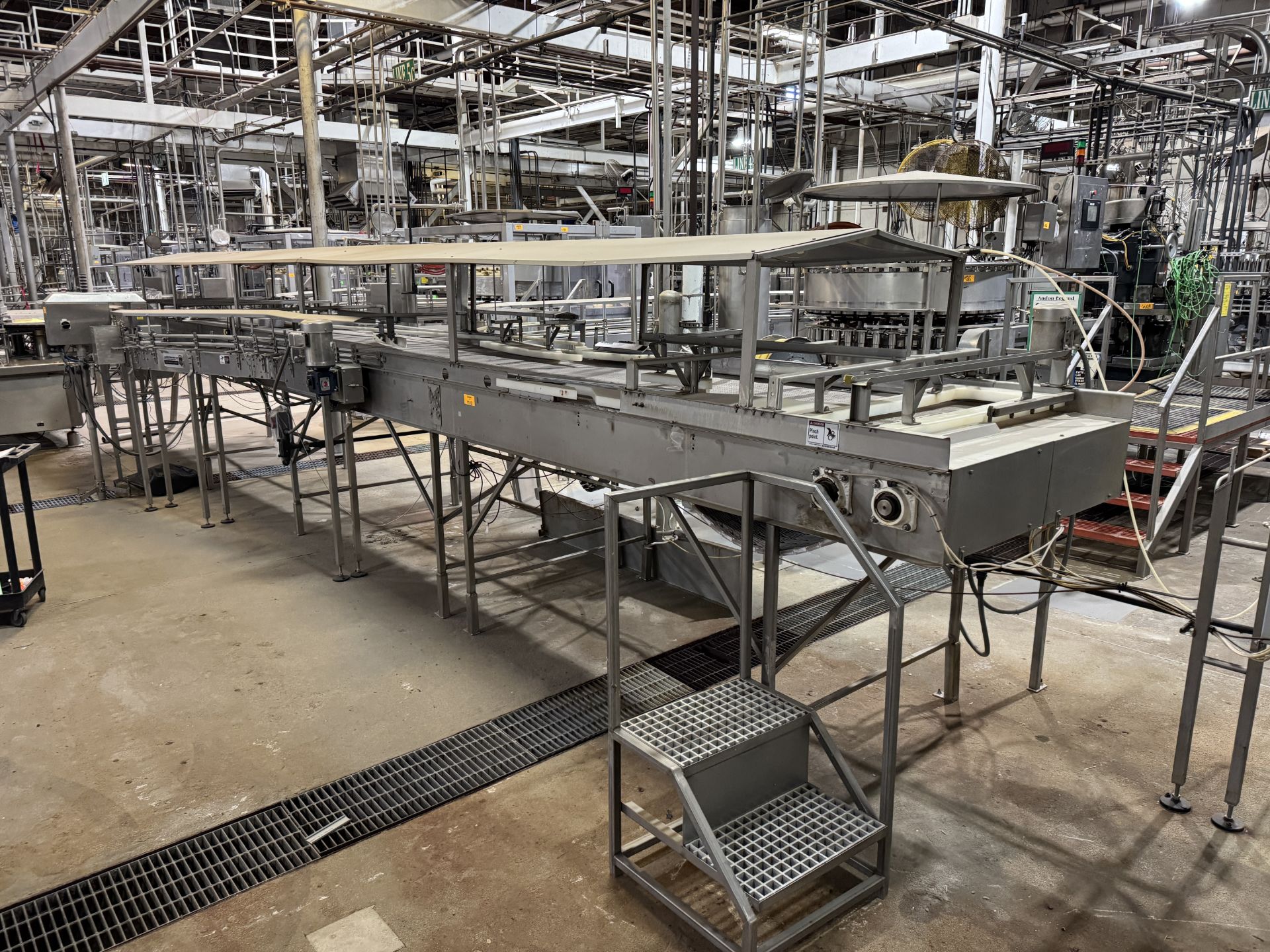 Accumulating table, bi-directional, includes (2) discharge table top ...