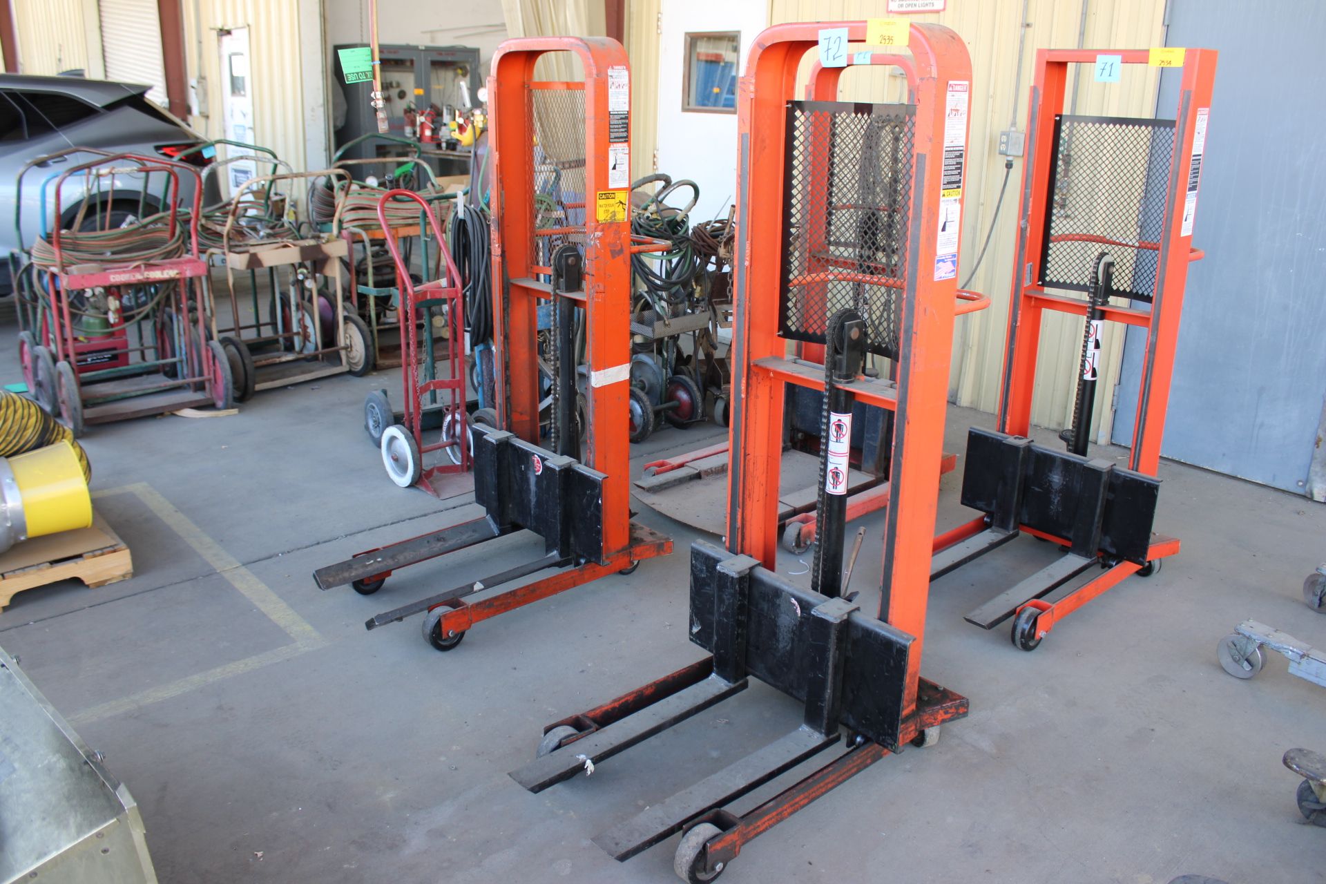 [Lot] of (2) Presto Hydraulic Lifts, model M252, s/n V23231-100, 107268 ...