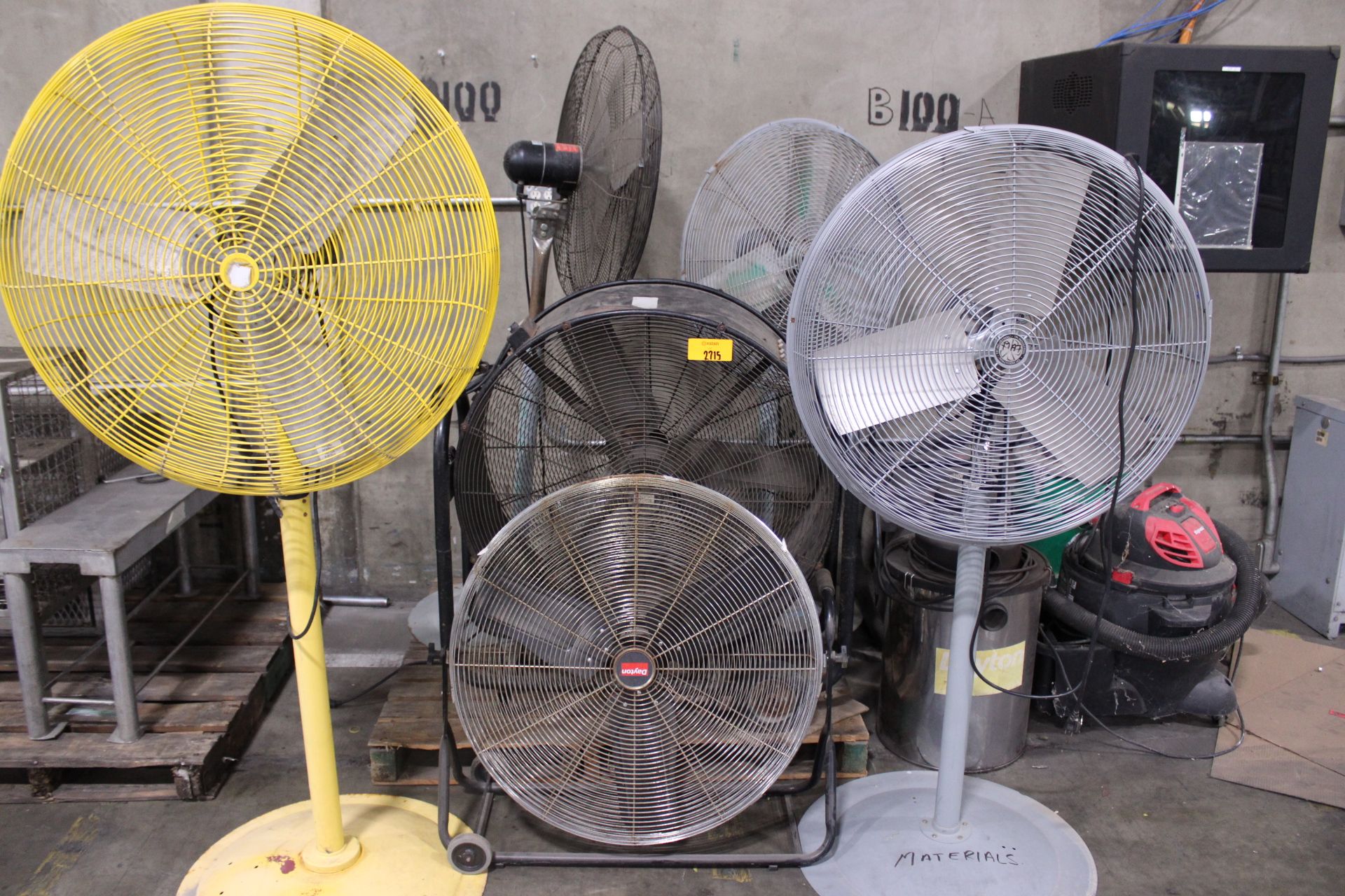 [Lot] Pedestal base fans and shop vacs consisting of (3) 30"dia. & (1 ...