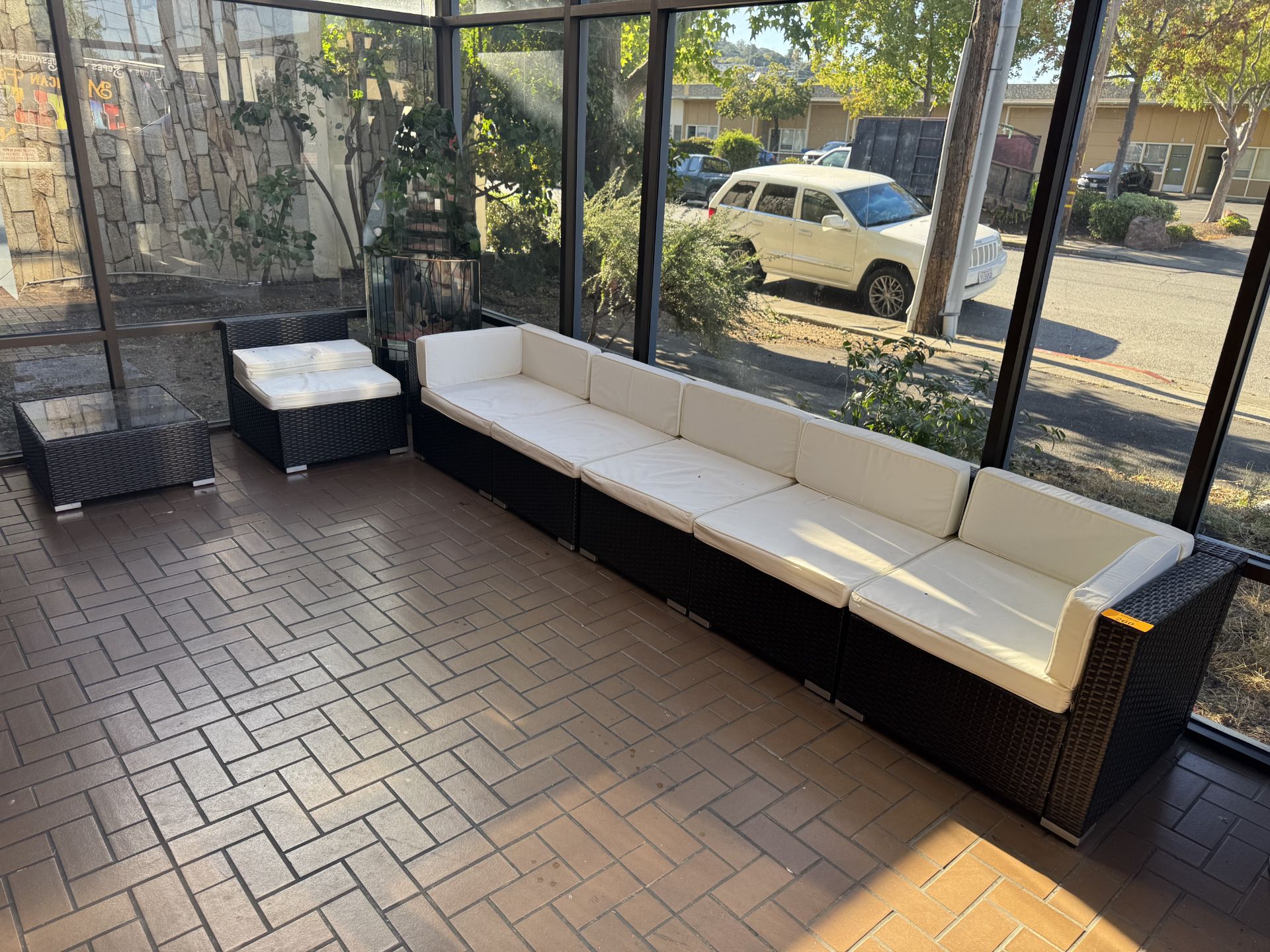 [LOT] of Patio Lounge Set, 6-section sofa and glass-top coffee table, w ...
