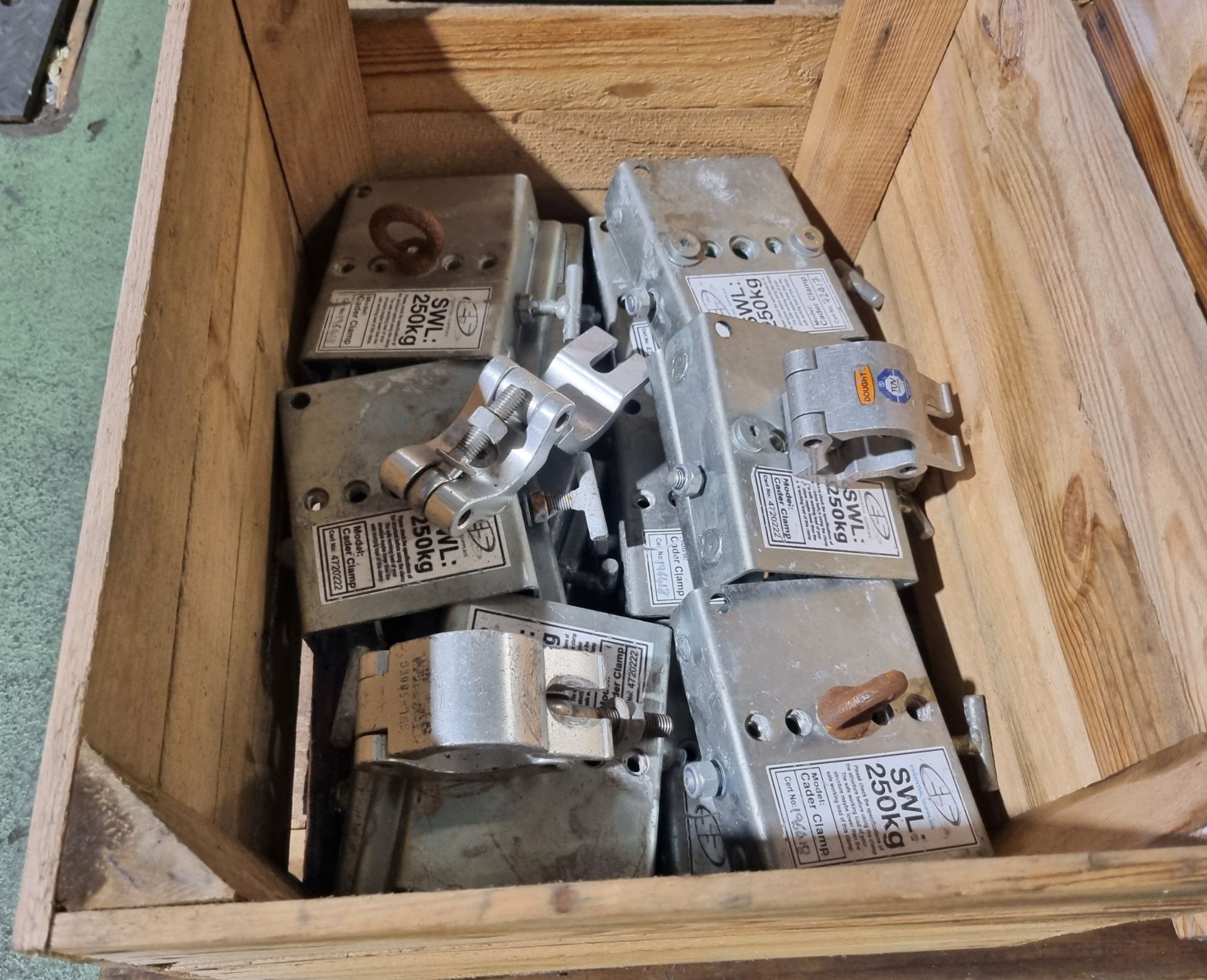 Essential Supplies Cader marquee clamps in a wooden box - SWL 250kg ...