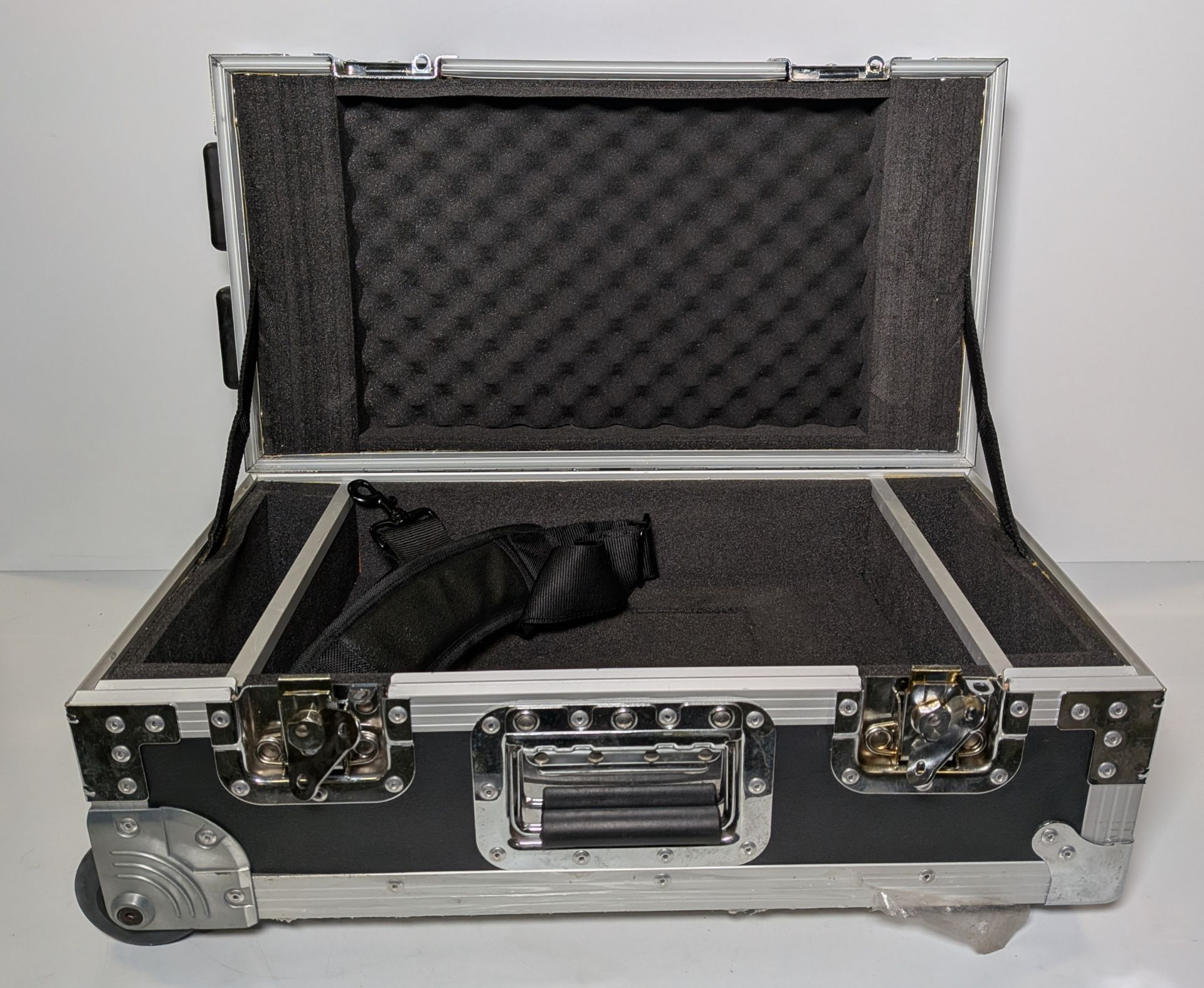 Agilent Technologies flight case with pull handle and wheels ...