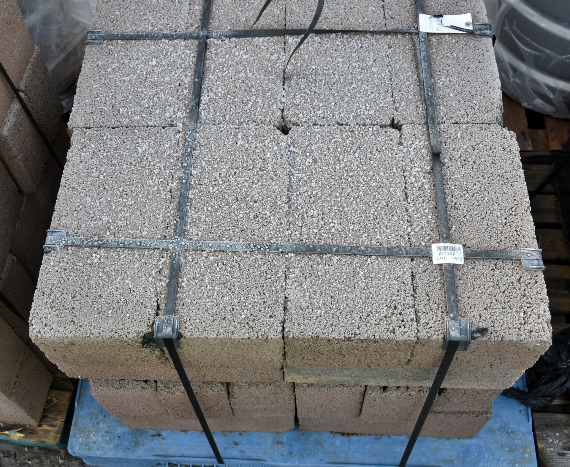 6" concrete blocks - W 140 x D 440 x H 210mm - 48 per pallet