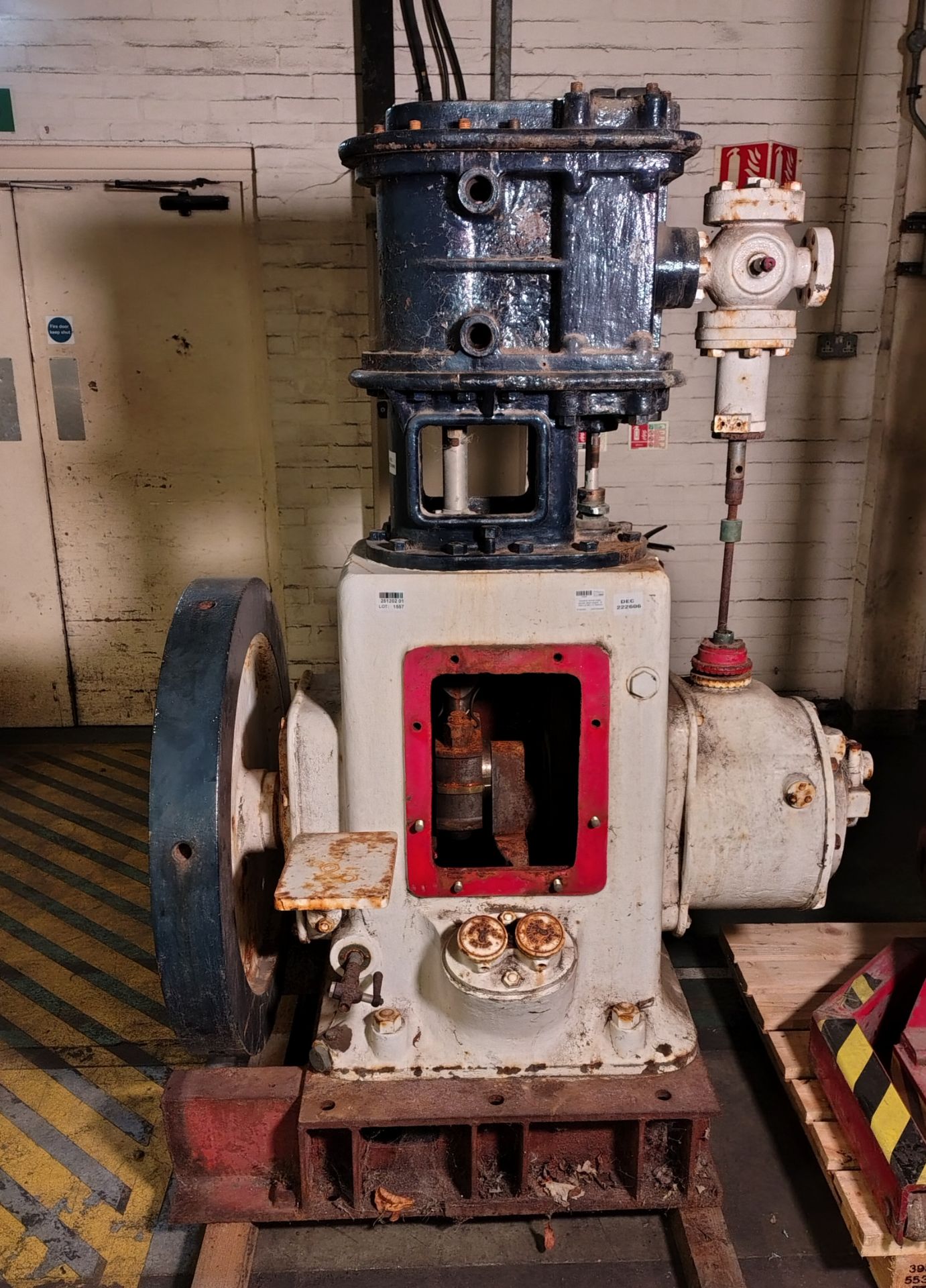 Industrial vertical single-cylinder steam engine - W 1300 x D 960 x H ...