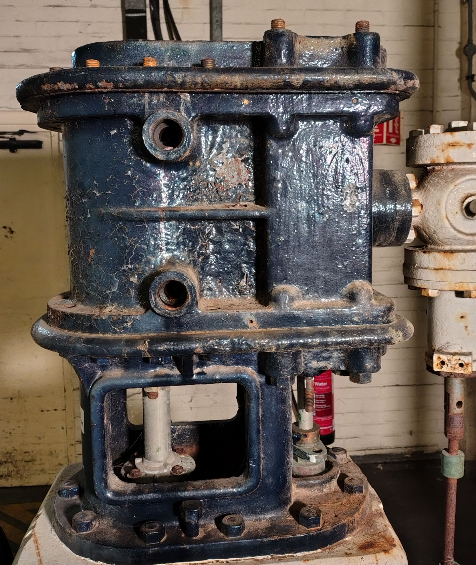 Industrial vertical single-cylinder steam engine - W 1300 x D 960 x H ...