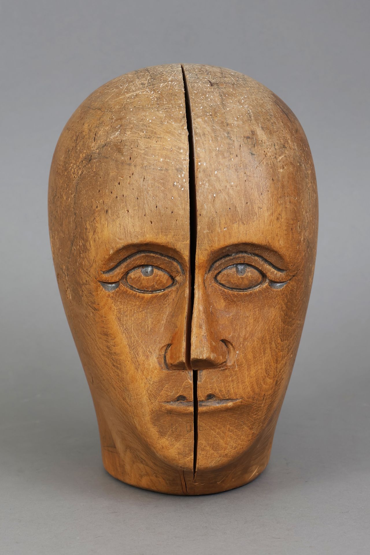 Hut-Model/Holzskulptur, um 1900. Kopf aus geschnitztem Buchenholz mit ...