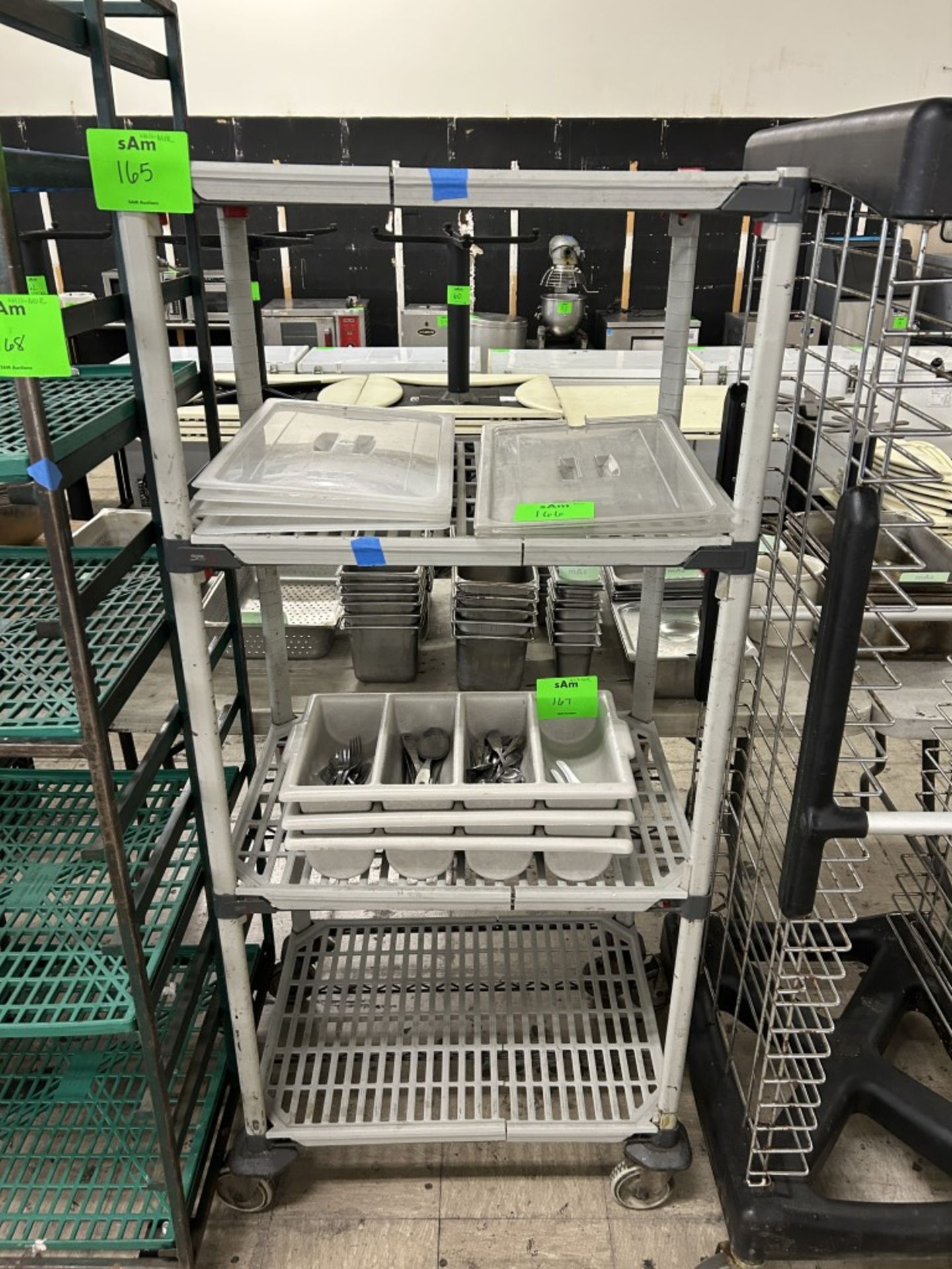 METRO 30IN X 21IN X 67IN PLASTIC RACK ON CASTERS