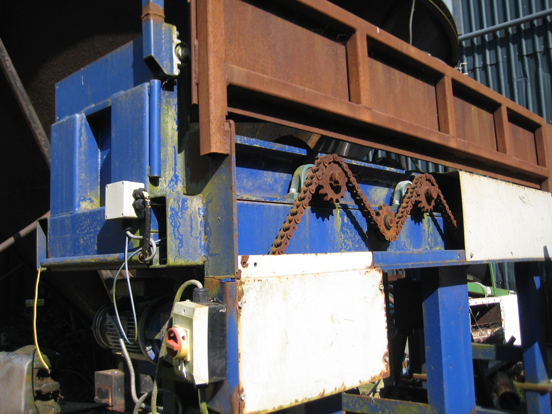 2.5m Long Hydraulic Log Tipping Conveyor, with four V Rollers, lot ...