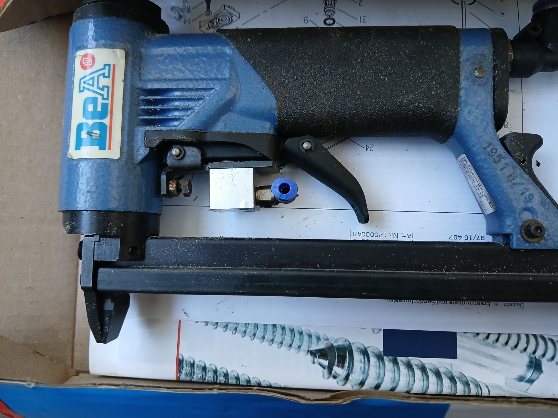 2 BEA 97-16407 Pneumatic Staplers, BEA 125 Pneumatic Pinner & 2 Boxes ...