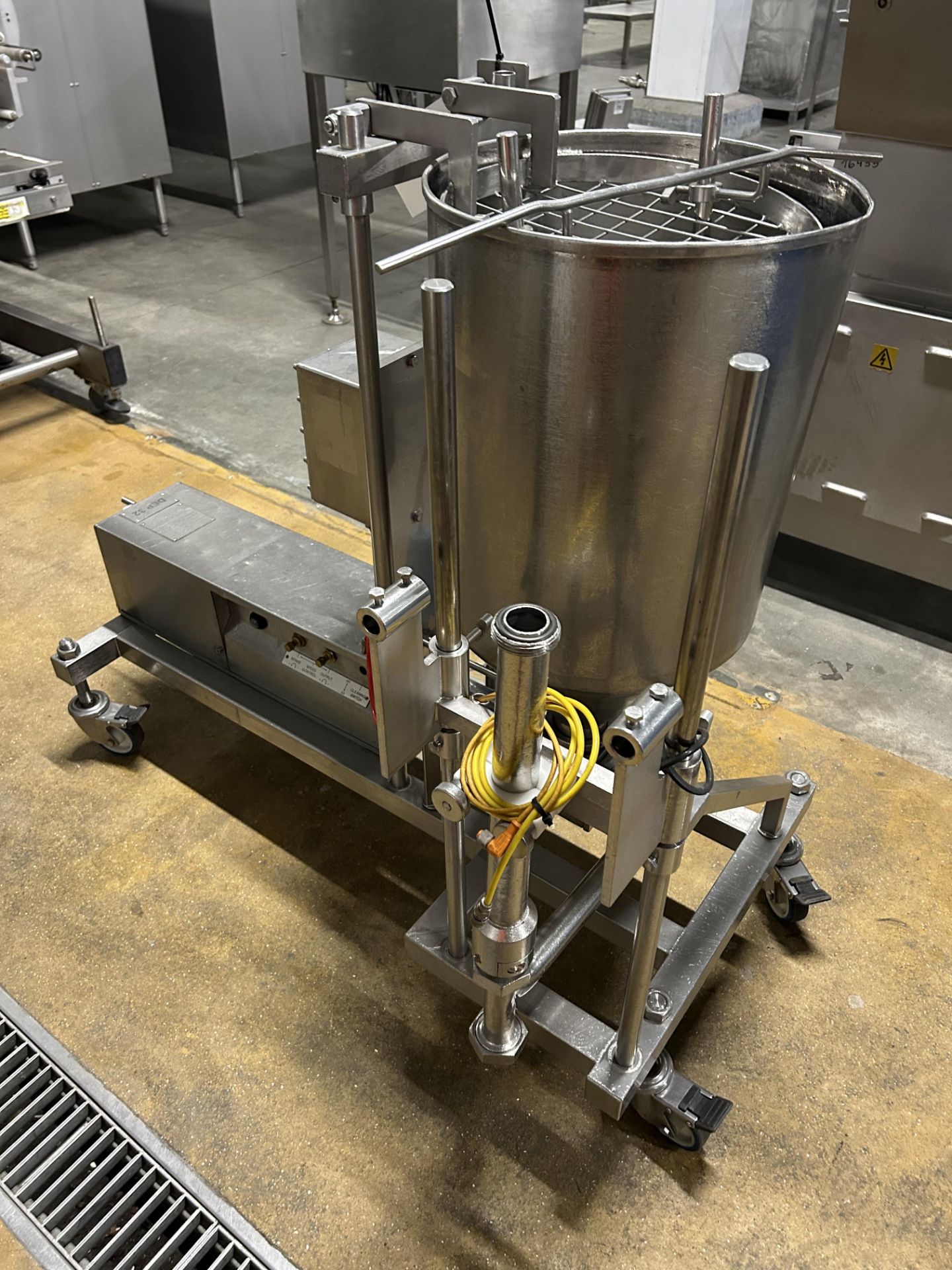 Apple MR900 Low Level Depositor, approx. 1.5m x 0.5m x 1.05m high, lift ...