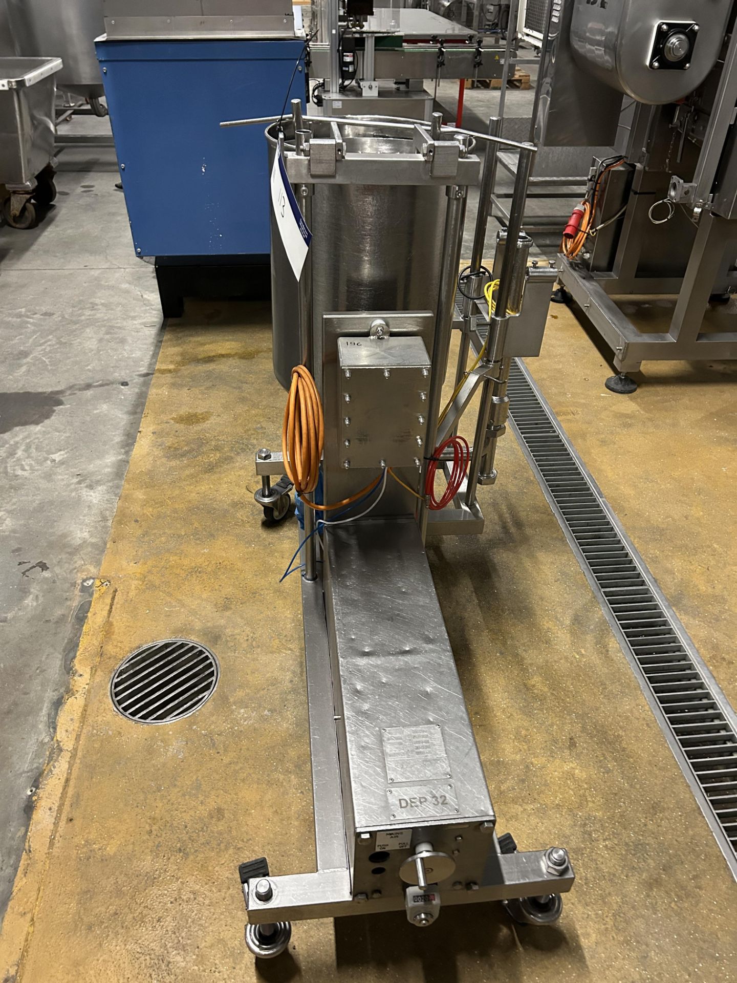 Apple MR900 Low Level Depositor, approx. 1.5m x 0.5m x 1.05m high, lift ...