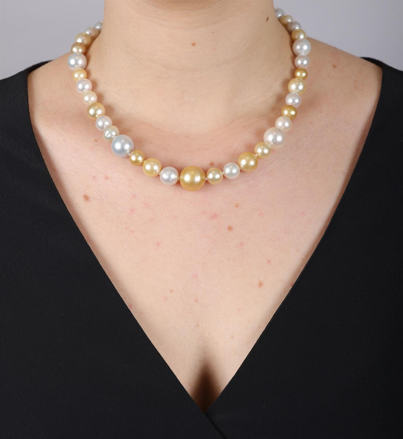 A CULTURED PEARL NECKLACE Designed as single strand of alternatingly ...