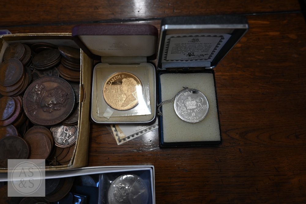 A Birmingham Mint silver gilt 1977 Jubilee commemorative coin and a ...