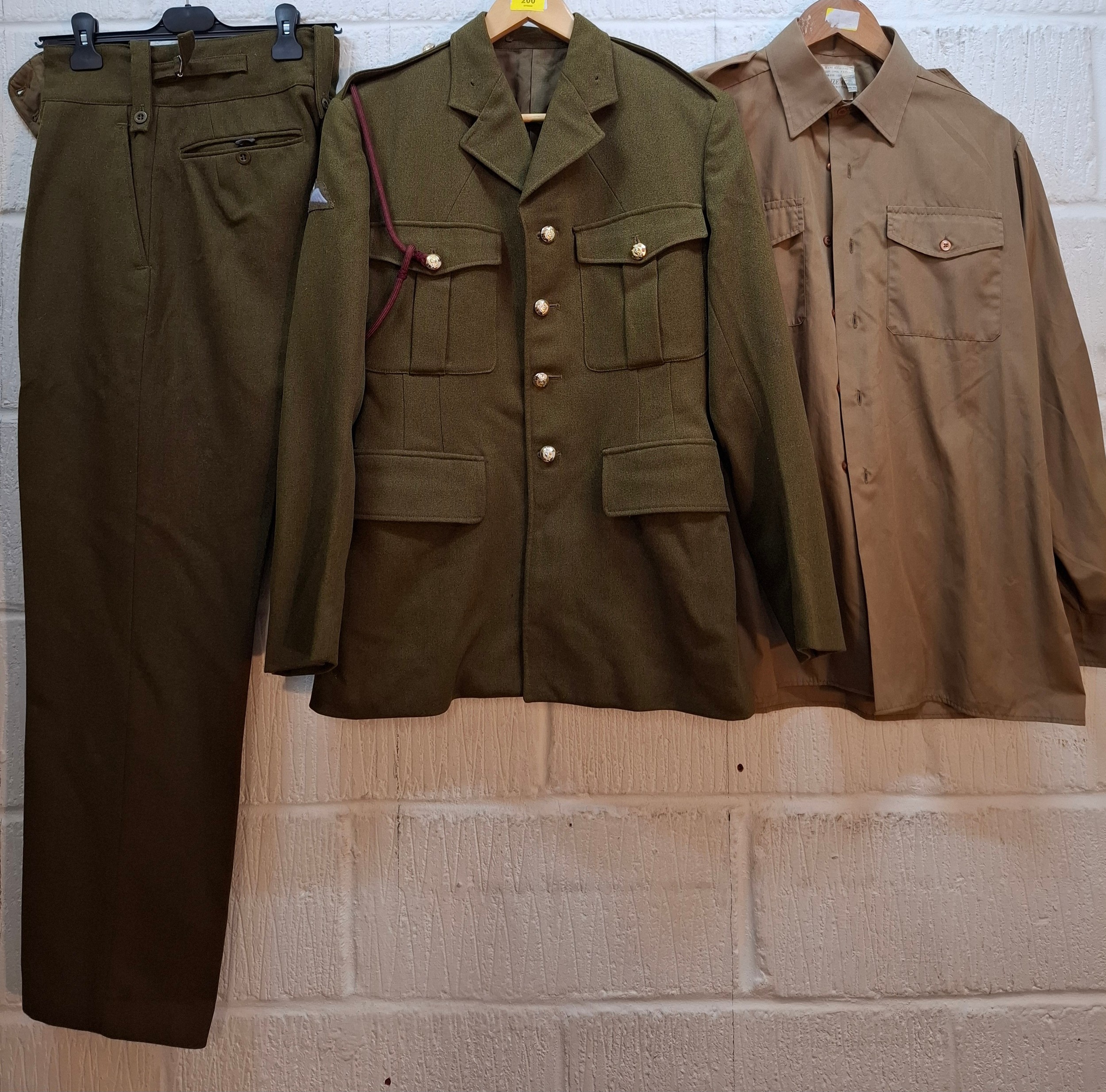 A 1960's British Army Paratrooper uniform having cloth wing badge to ...