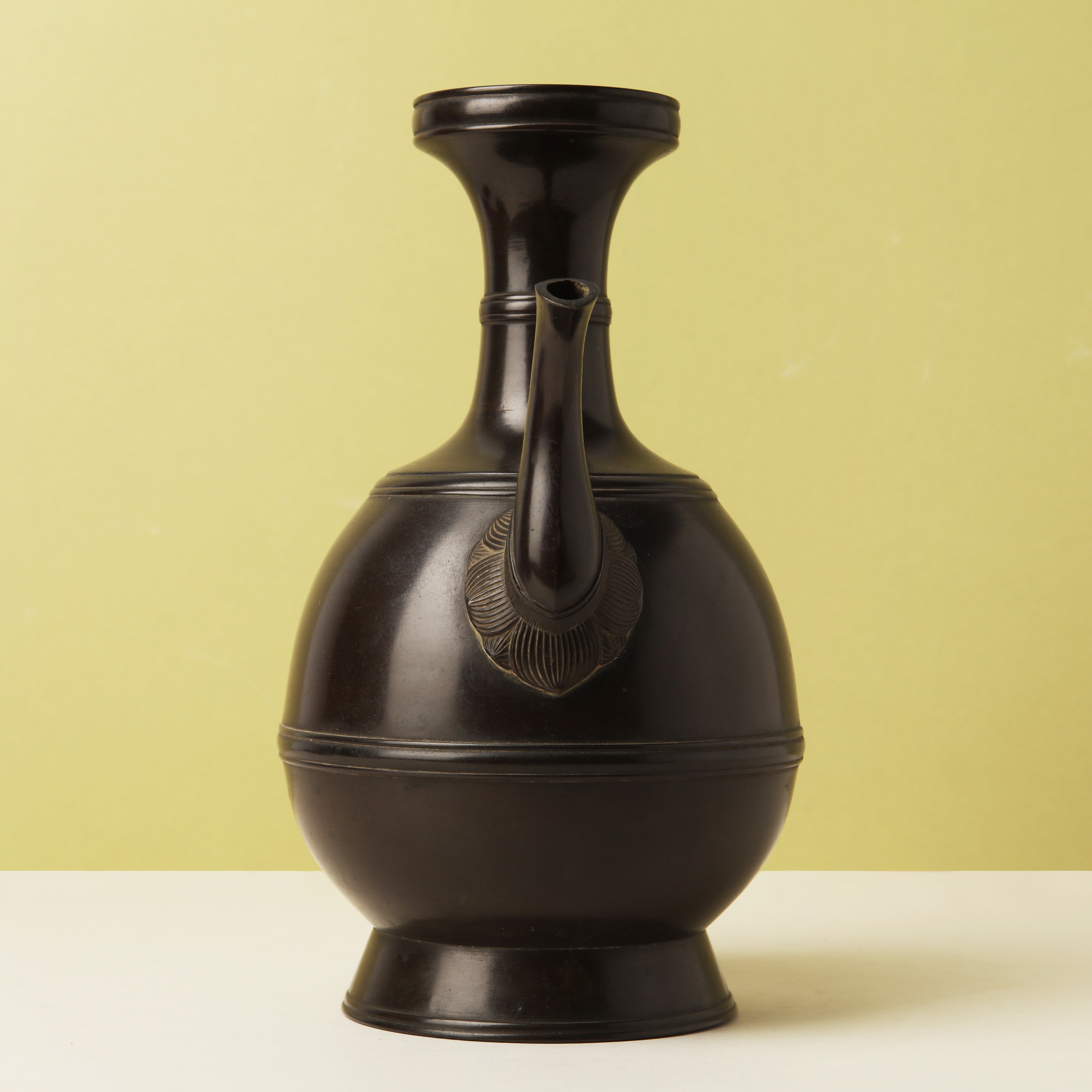 A fine Japanese bronze ewer, Edo period The finely cast bronze ewer ...