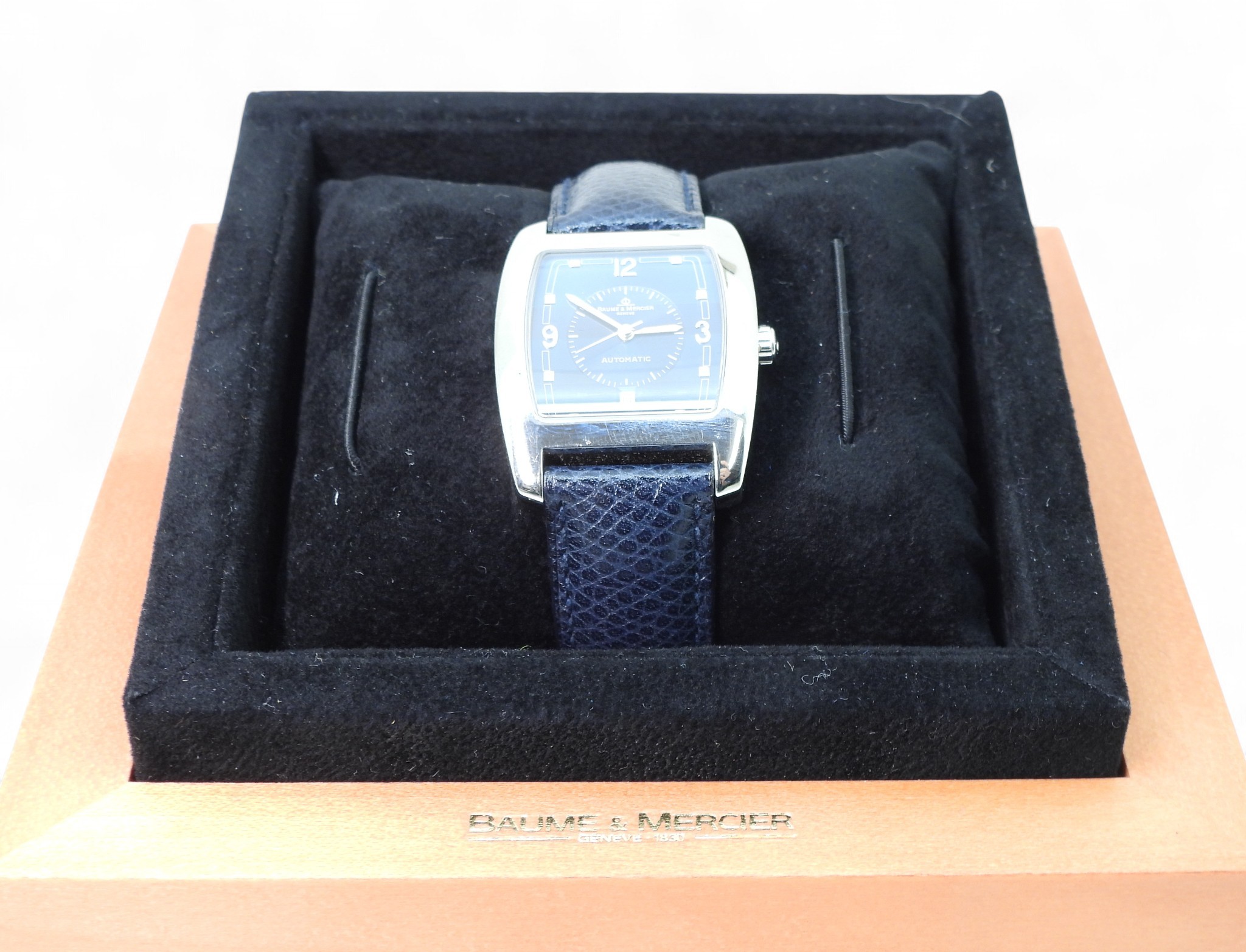 A BAUME & MERCIER AUTOMATIC with a two tone navy blue dial with ...