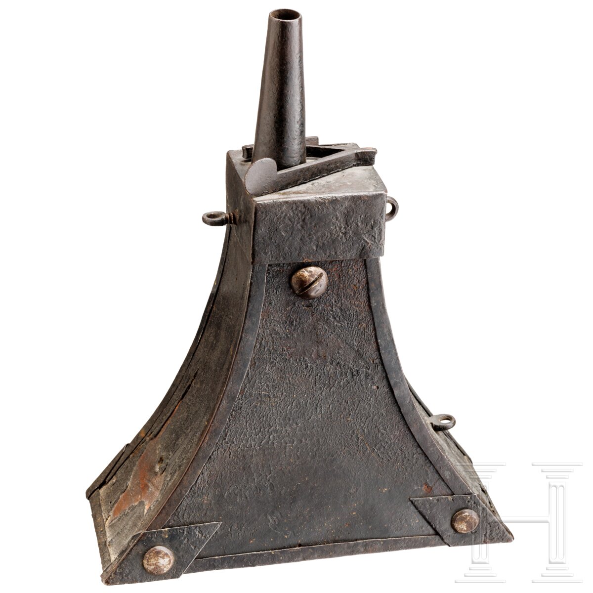 A large German musketeer powder flask, circa 1600 Trapezförmiger ...