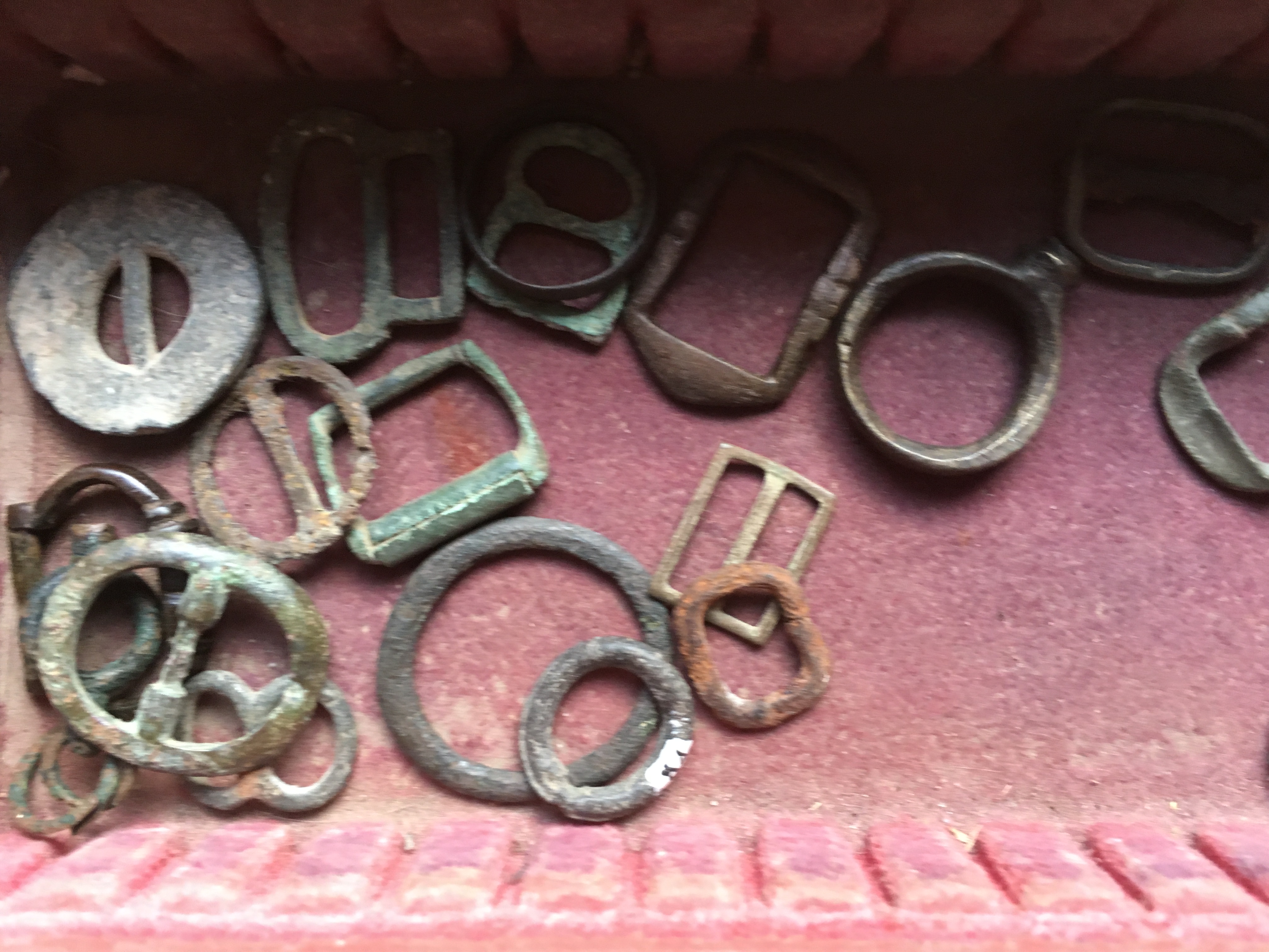 COLLECTABLES: TRAY AND LINDNER BOX OF METAL DETECTOR FINDS, ARROW HEADS ...