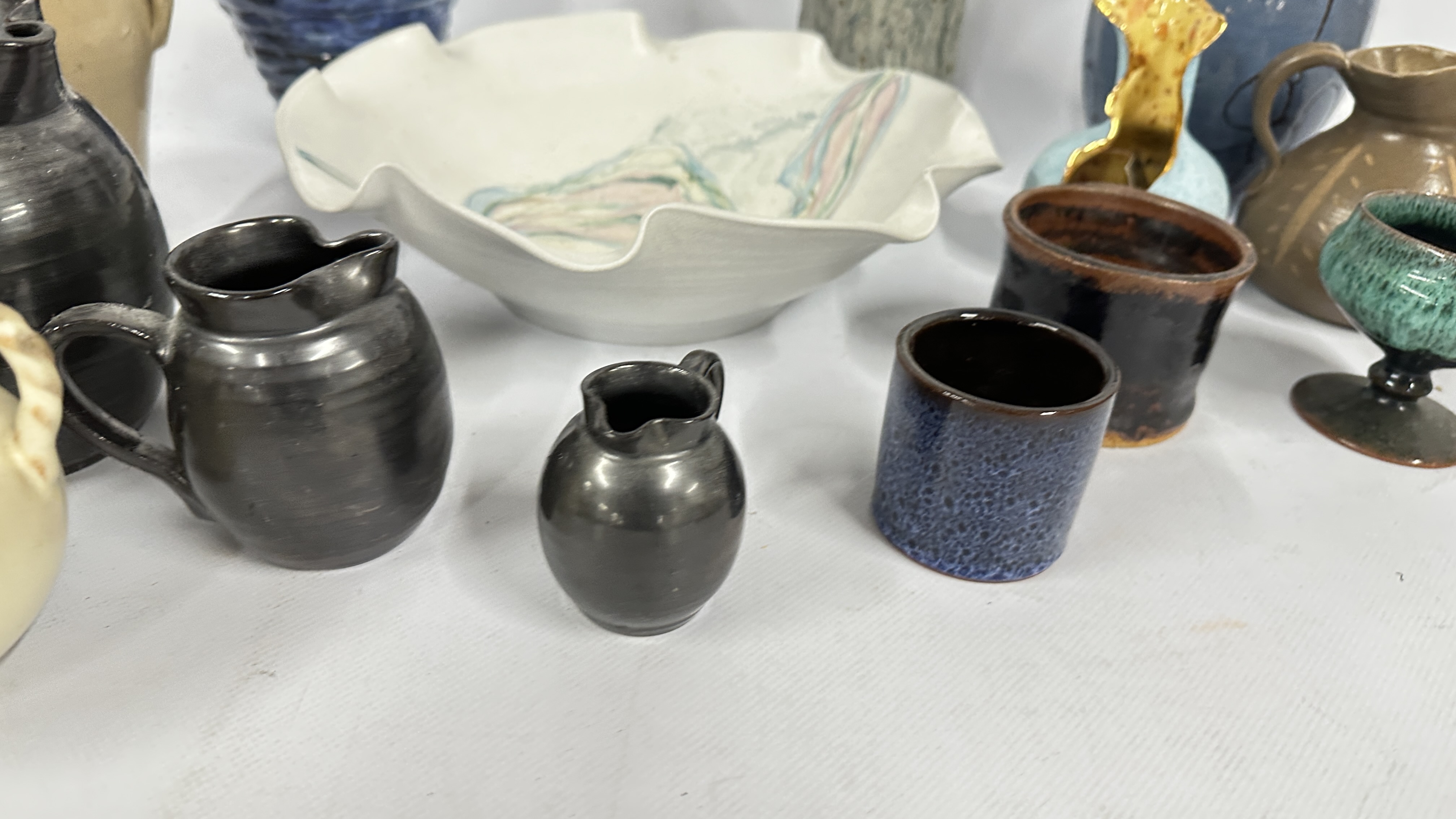 A GROUP OF STUDIO POTTERY TO INCLUDE A DISH MARKED DAVID & MICHELLE ...