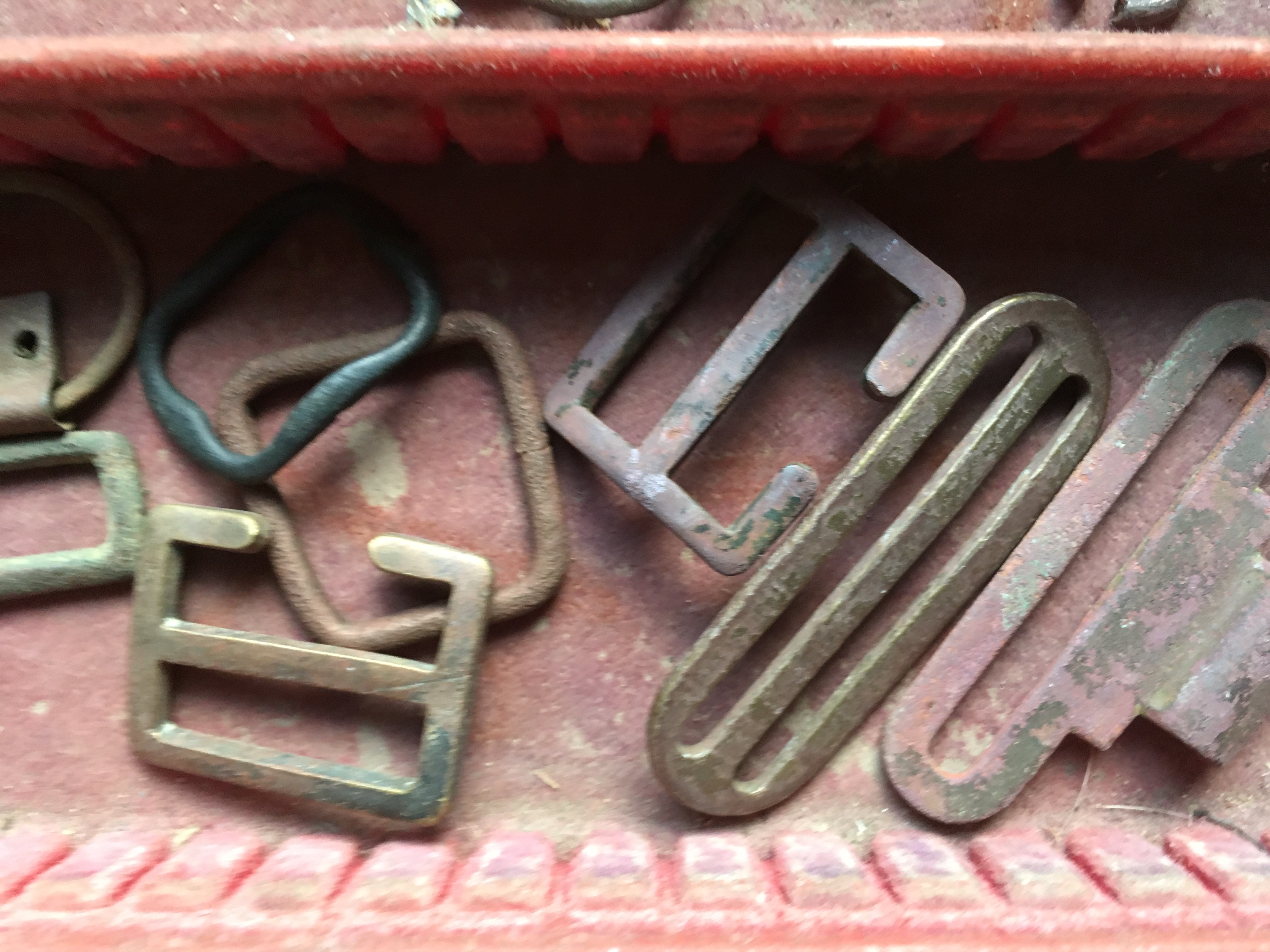 COLLECTABLES: TRAY AND LINDNER BOX OF METAL DETECTOR FINDS, ARROW HEADS ...