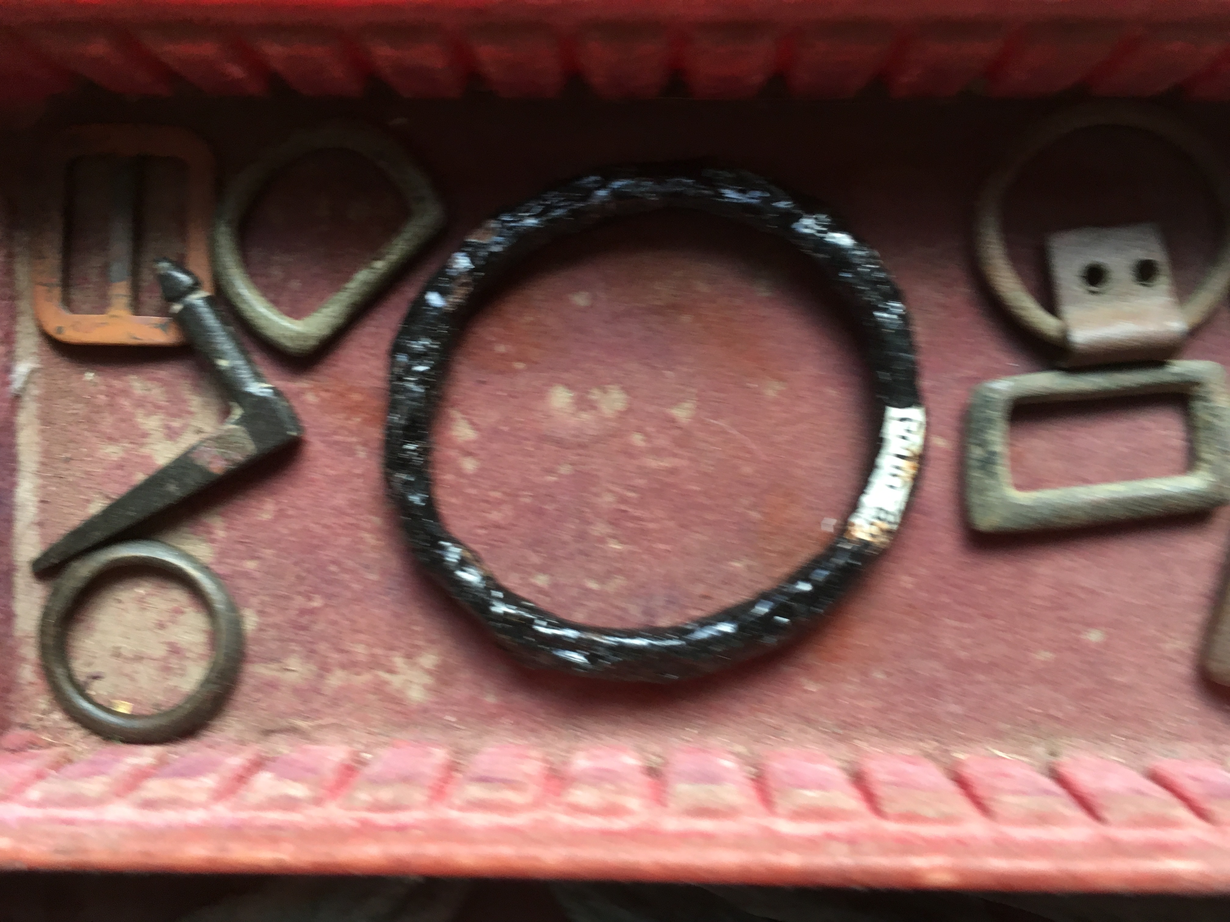 COLLECTABLES: TRAY AND LINDNER BOX OF METAL DETECTOR FINDS, ARROW HEADS ...