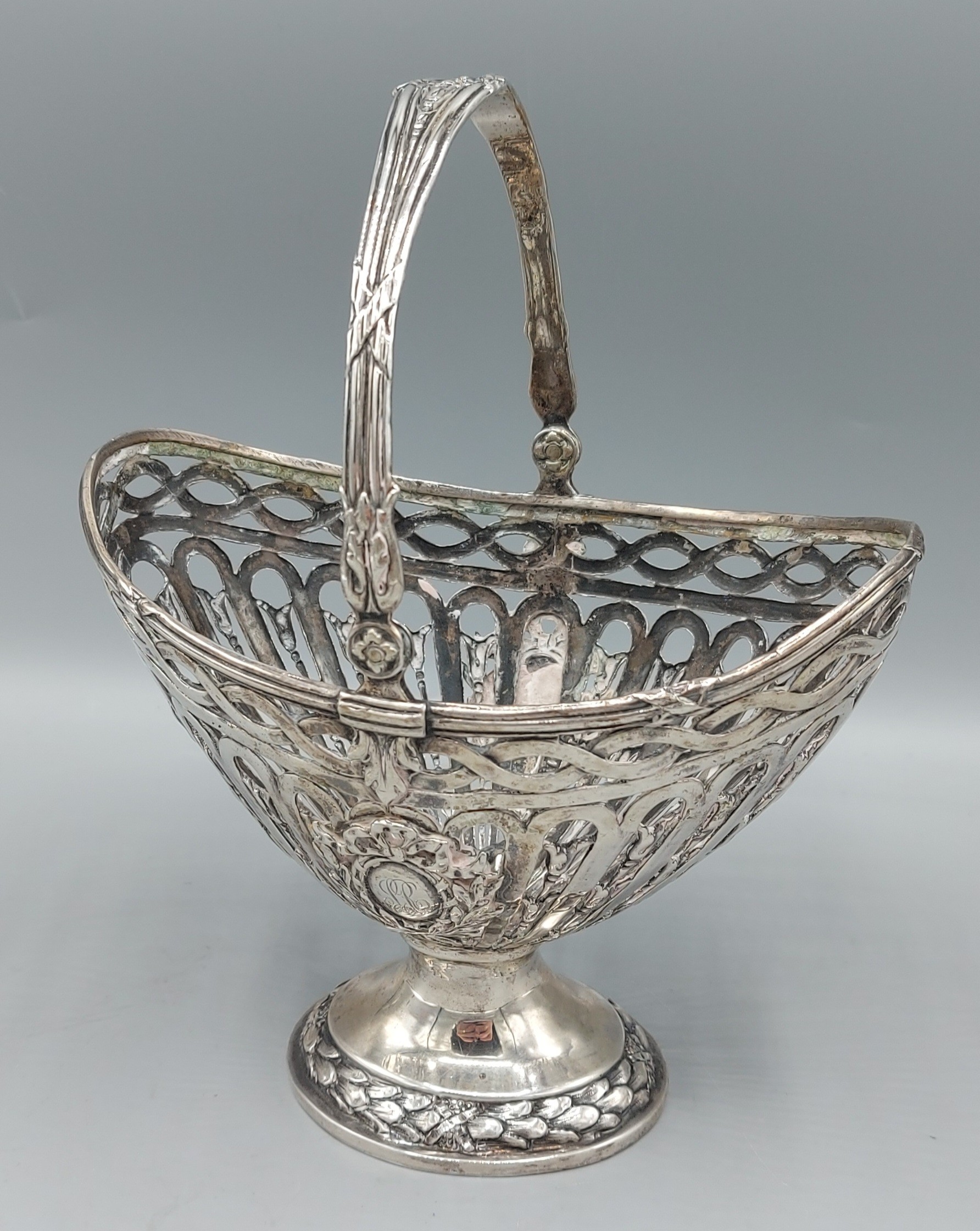 An 800 mark silver basket of pierced form swing handle, 8.5ozs